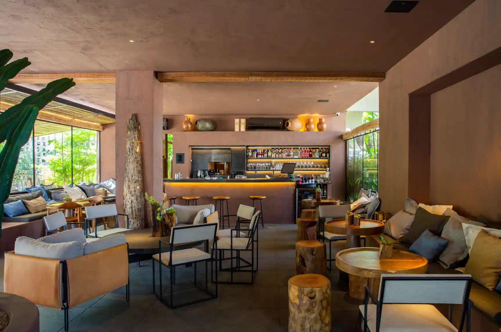 Pedras, tons quentes e madeira: Lounge Bar revisita o cerrado em Brasília
