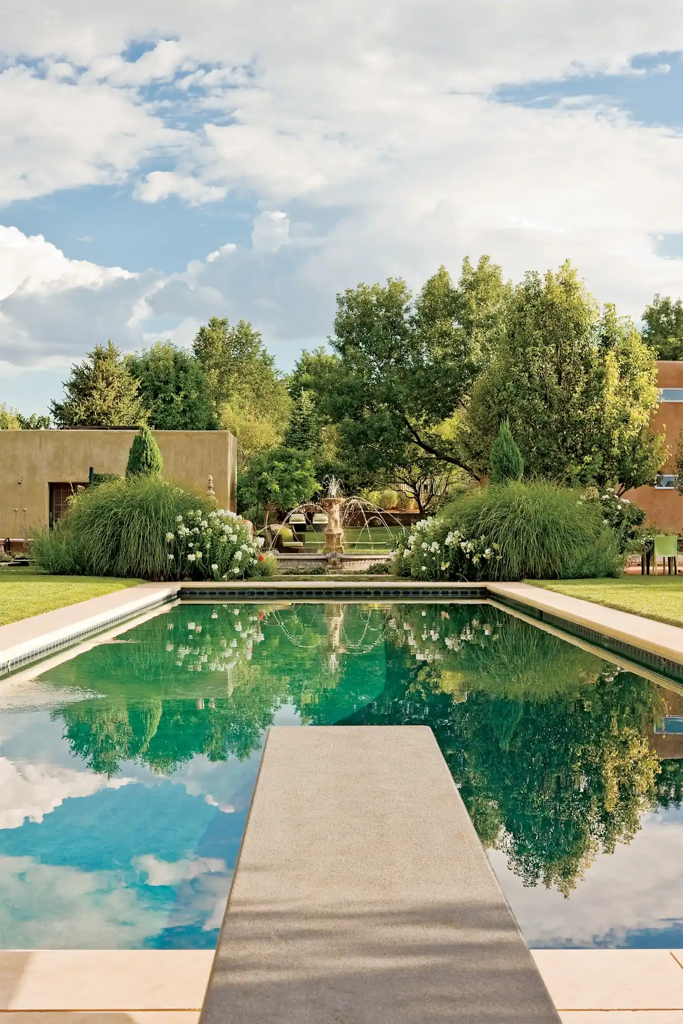 10 amazing ideas for landscaping around pools