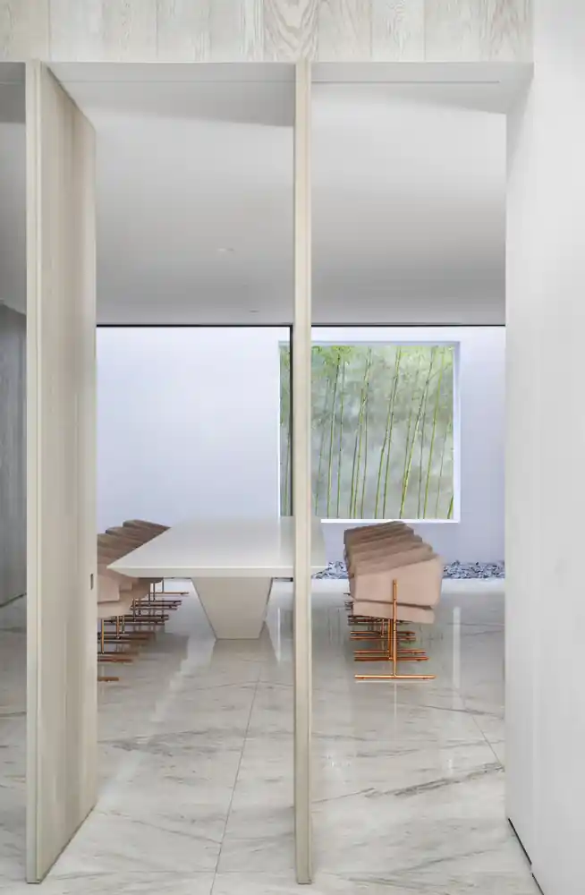 A Casa Light de Guilherme Torres é toda permeada por luz natural