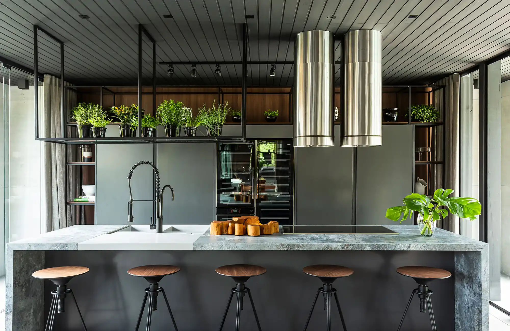 Cor chumbo: 12 inspirações para incluir a tonalidade na decoração