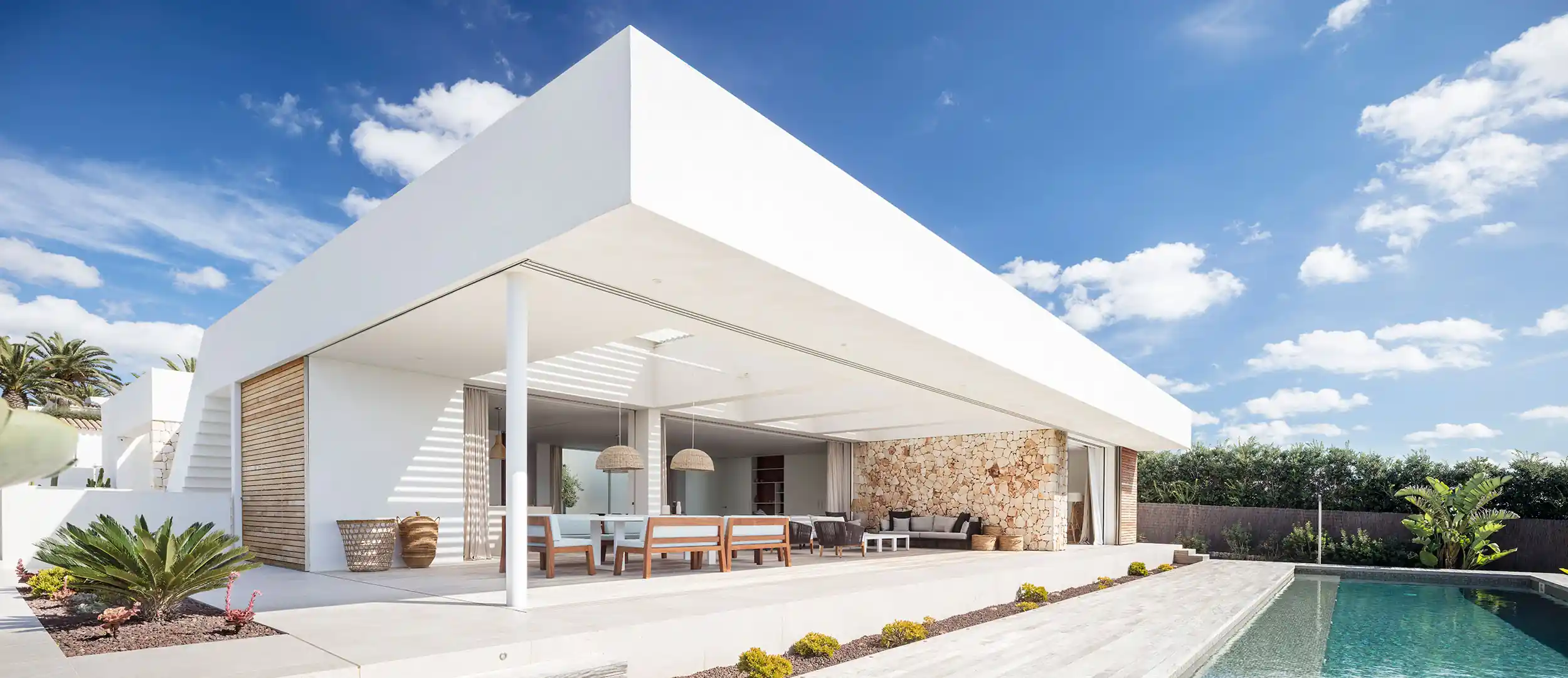 Casa de praia incorpora frescor e leveza do mar Mediterrâneo na Espanha