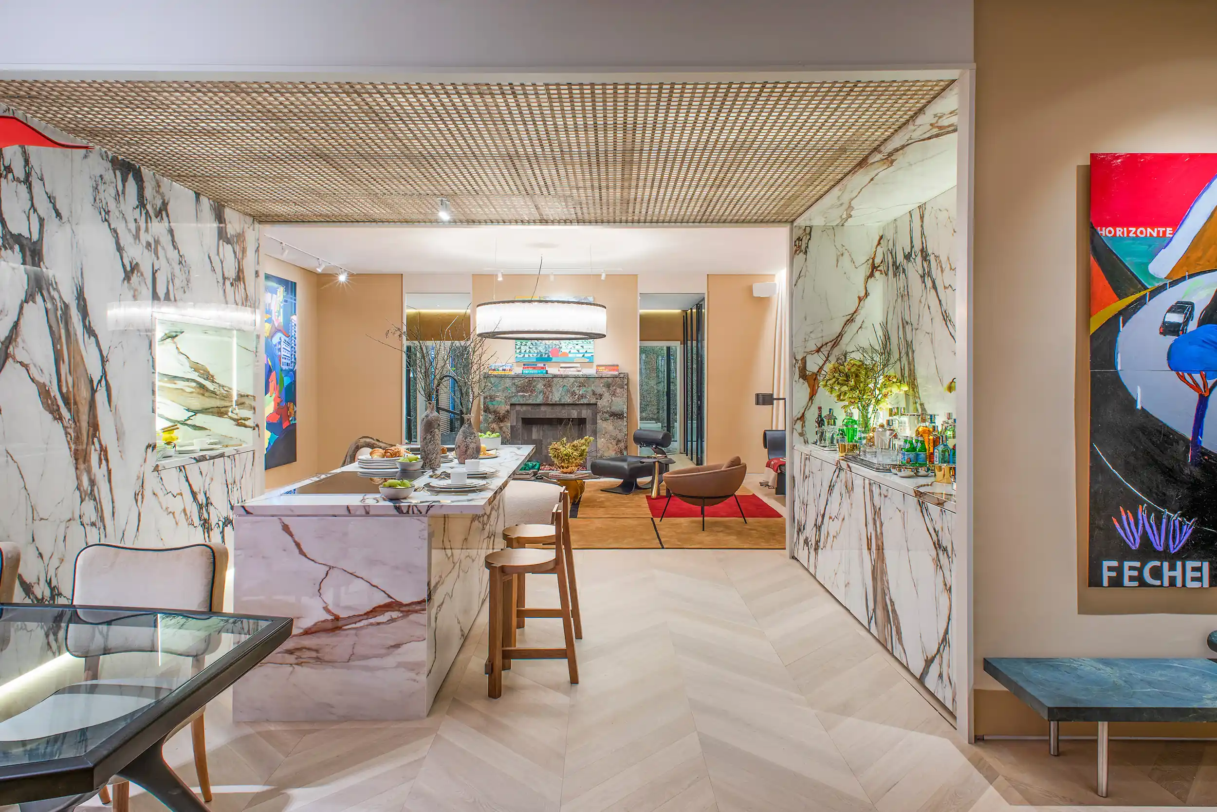 Loft aposta em peças de design icônicas e paleta em tons clean