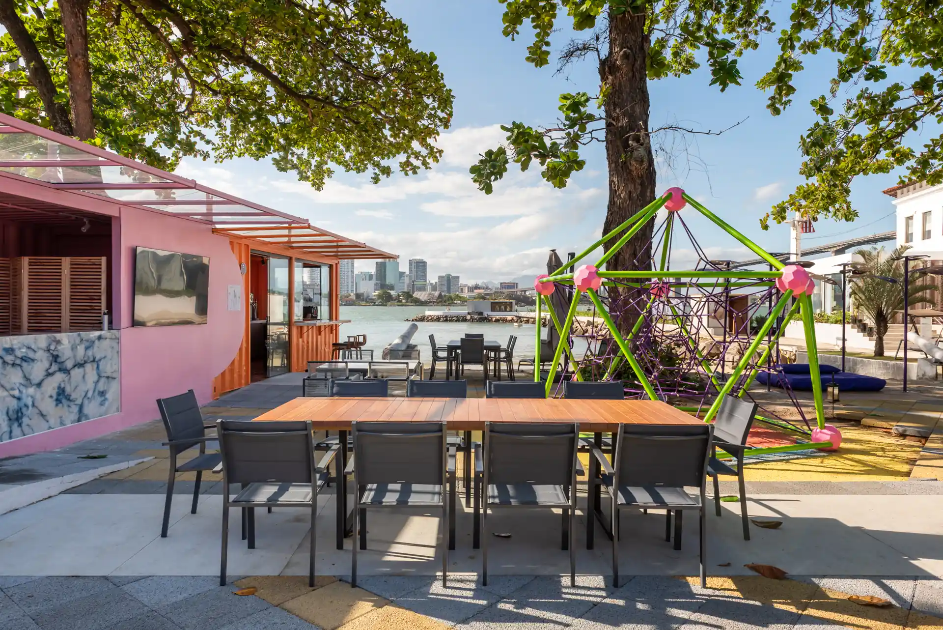 Beach club urbano não esquece raízes "pé na areia" e se destaca na CASACOR