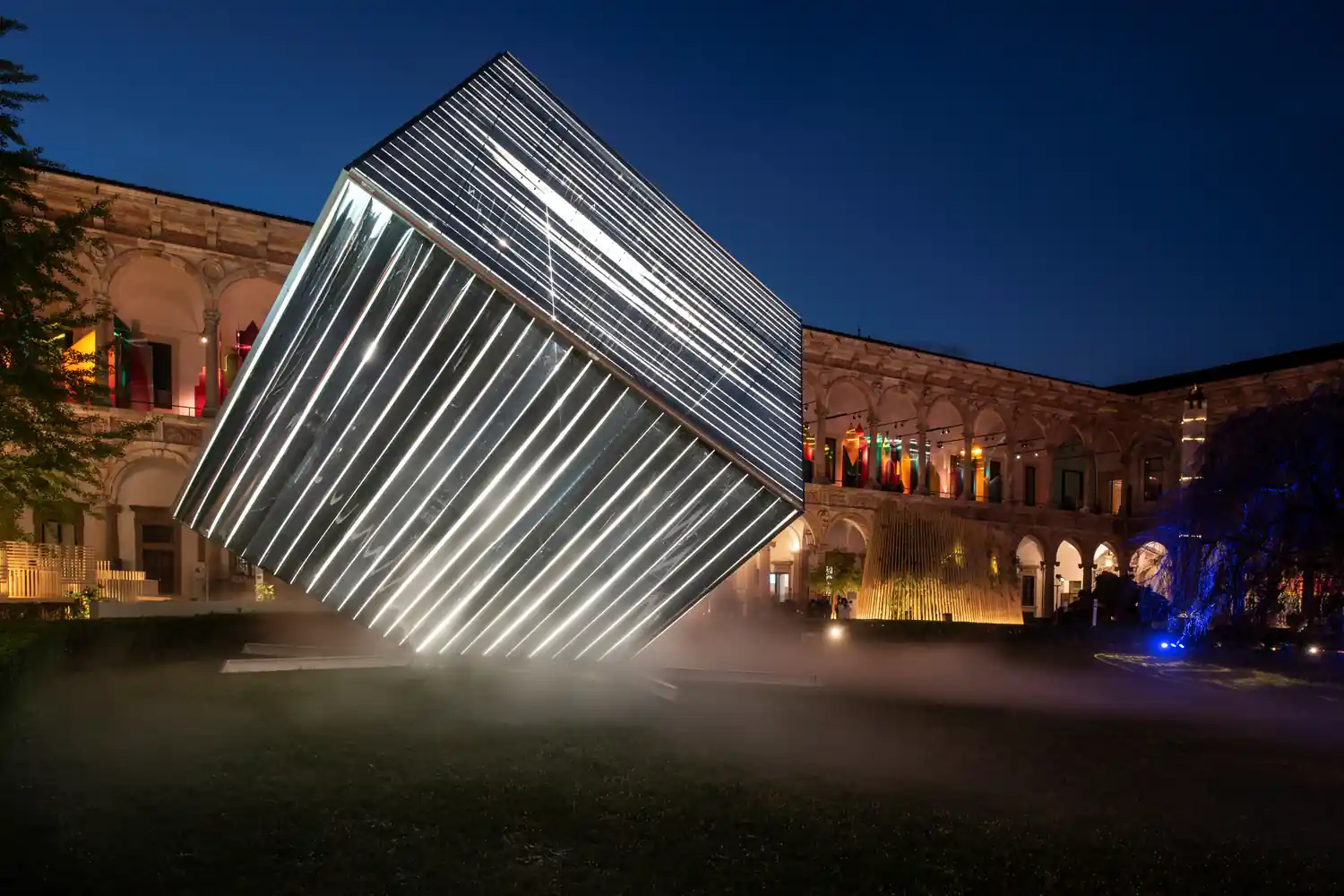MAD revela cubo de 12 metros de altura no pátio da Universidade de Milão