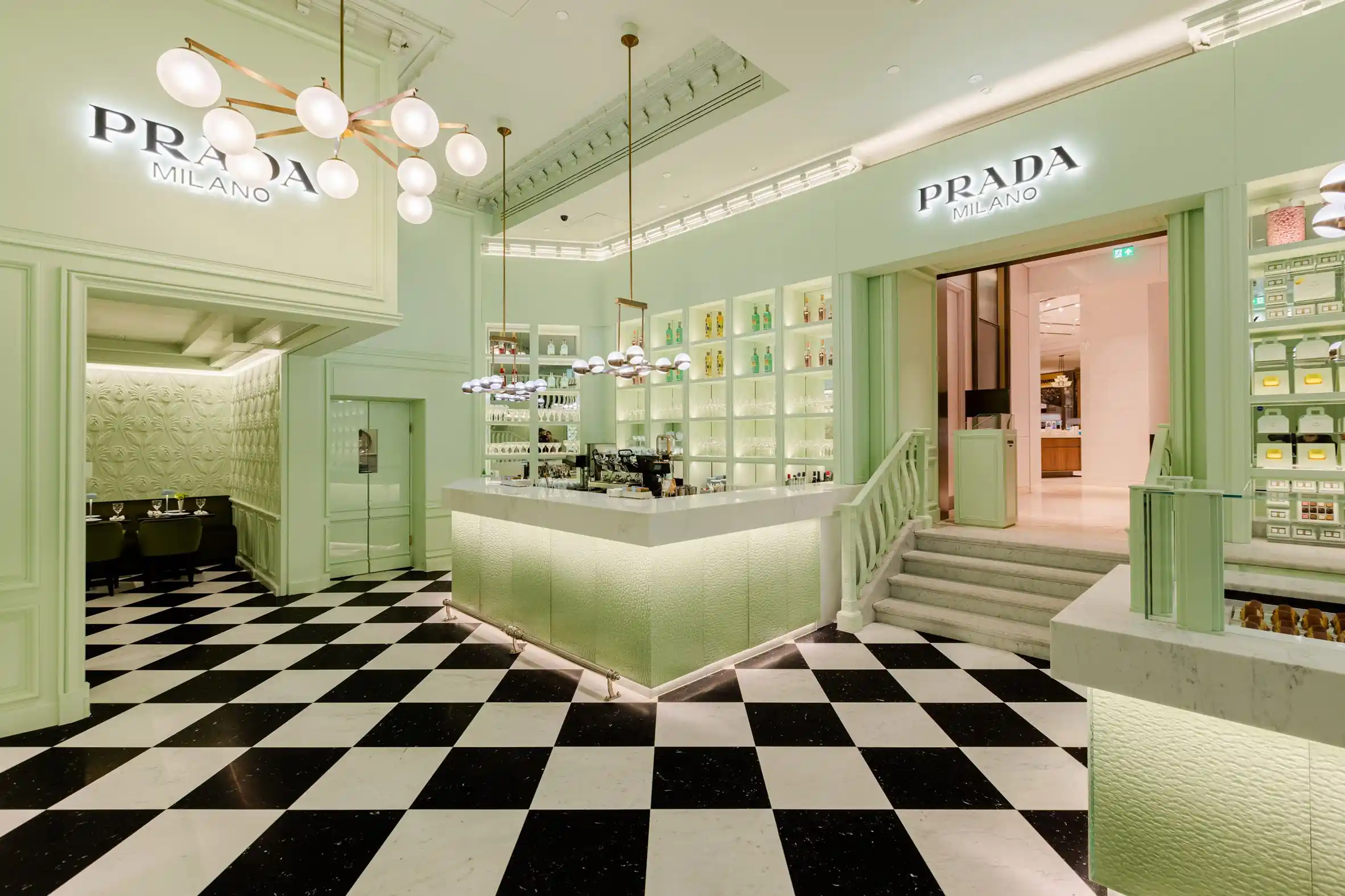 Prada Caffè impressiona pelo decór coberto por verde menta