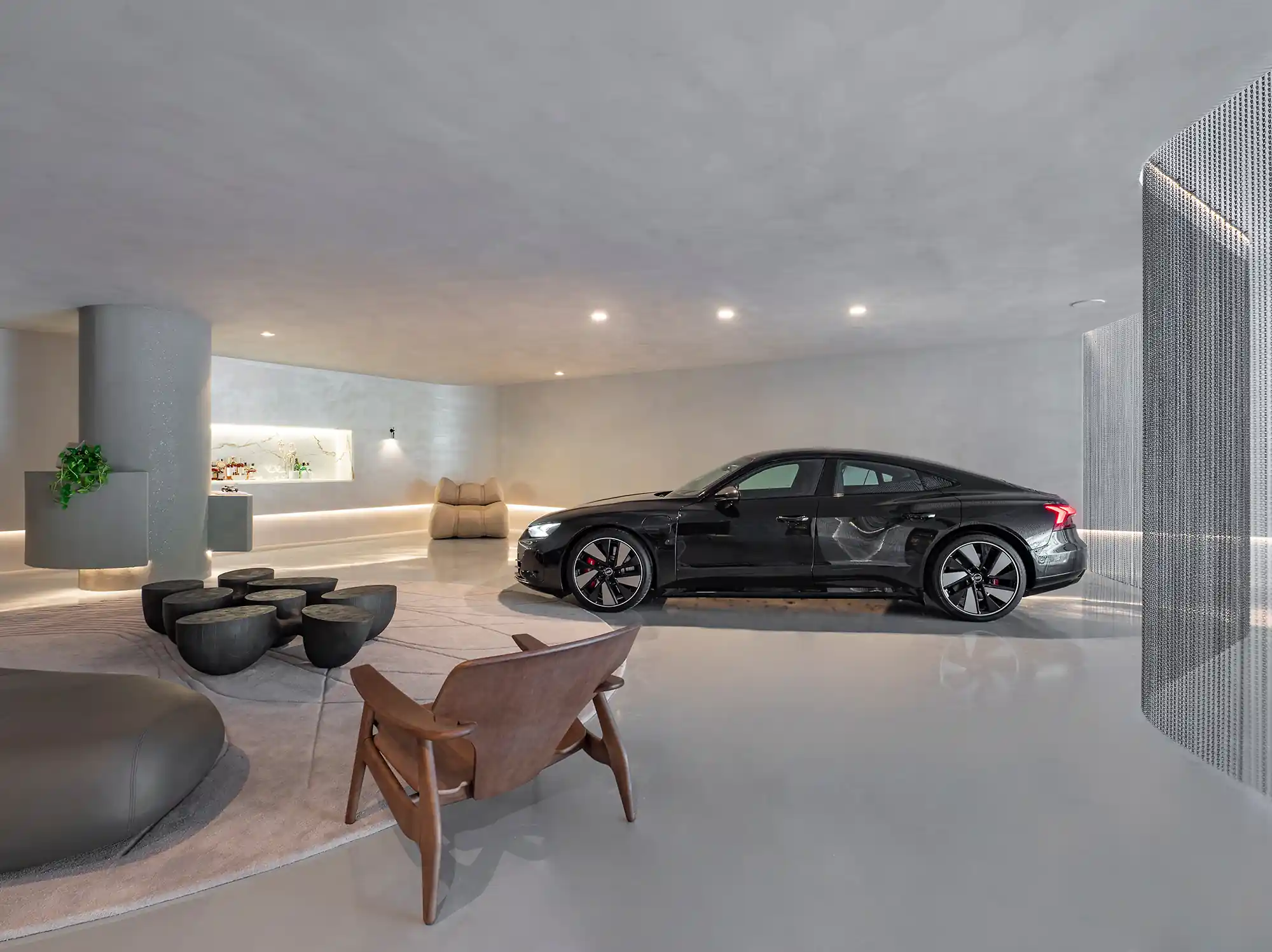 Living serve de garagem e abriga novo carro da Audi com elegância