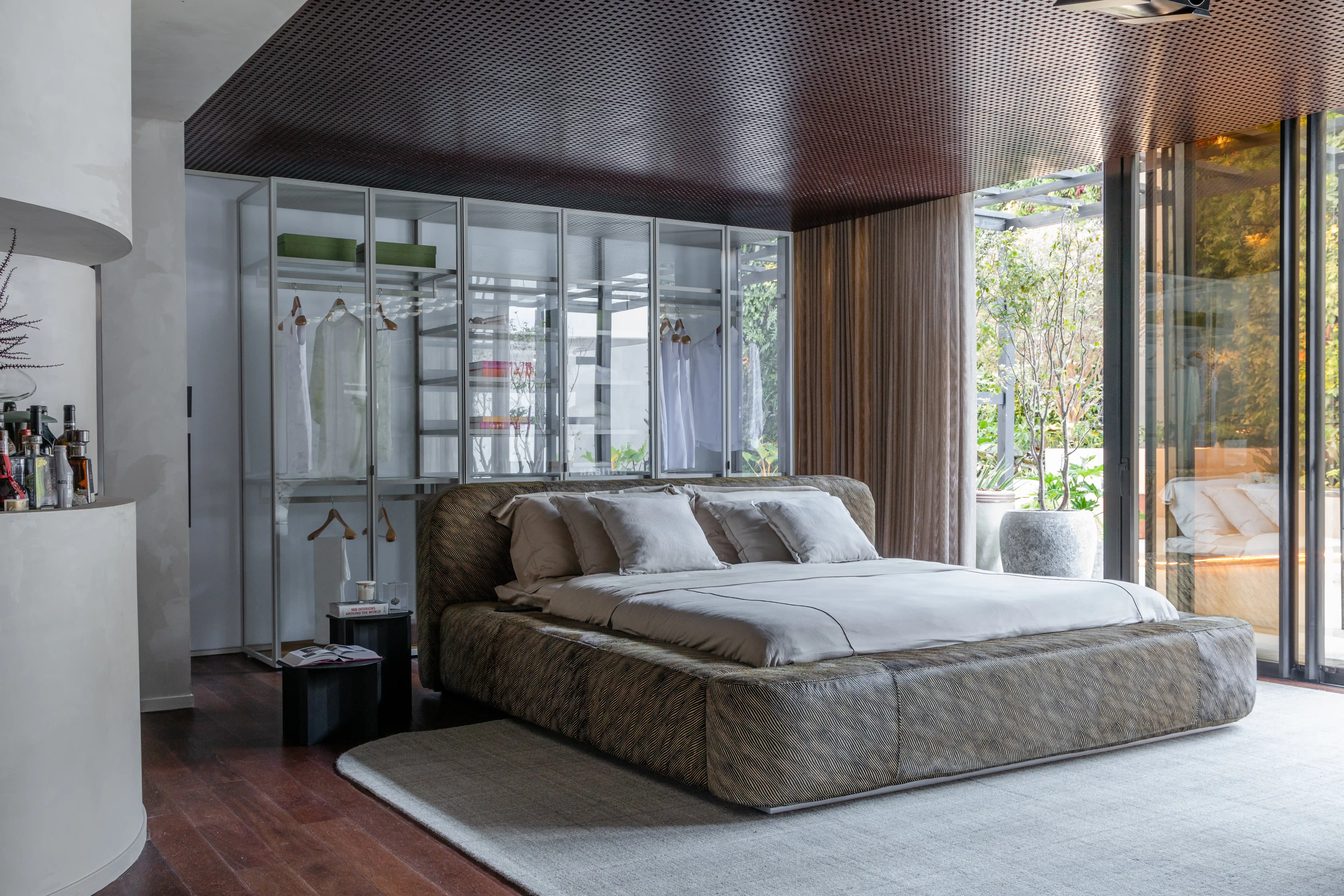 Loft de 80 m² aposta em mobiliário orgânico e cores sóbrias