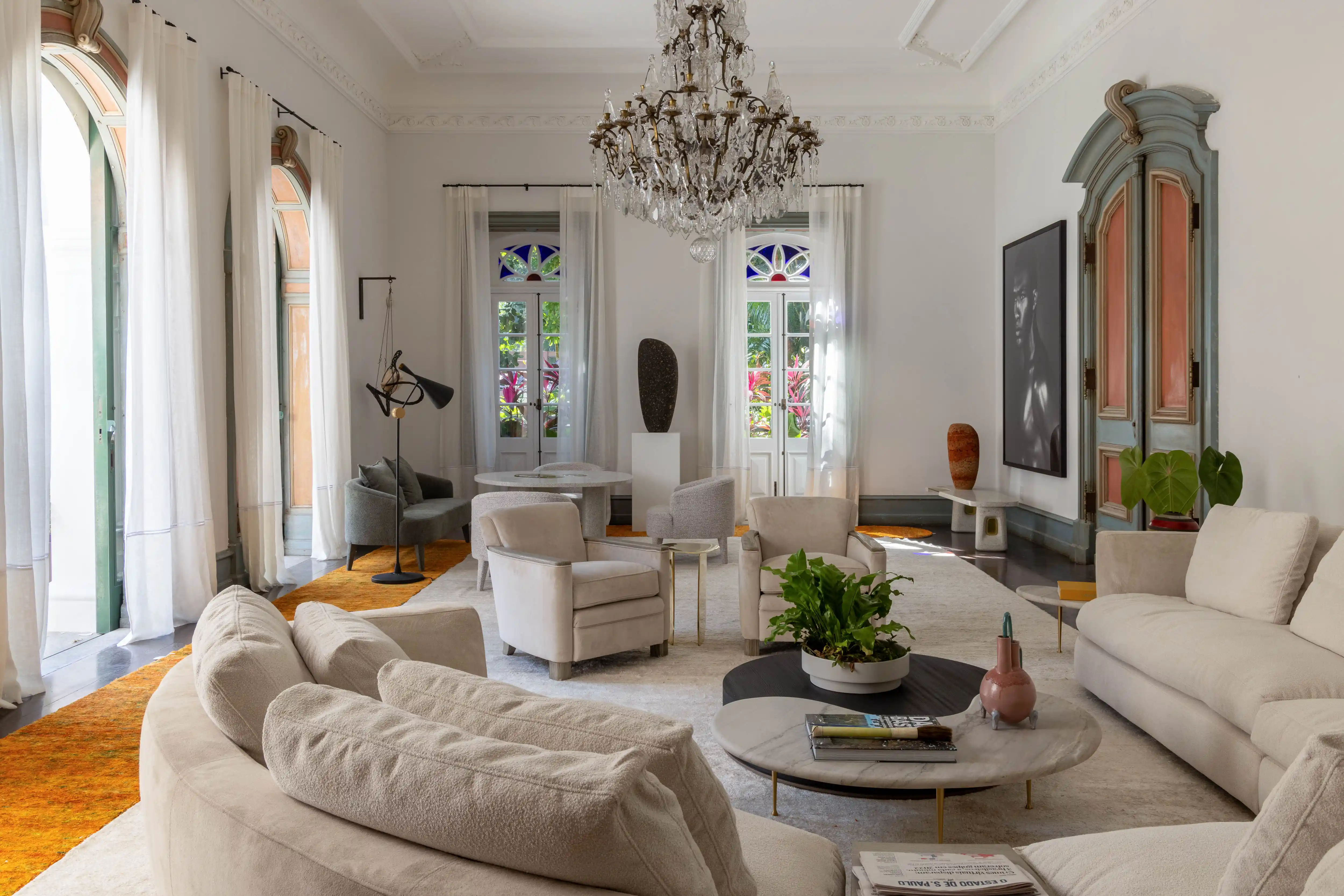 David Bastos projeta living recheado de arte e design nacional