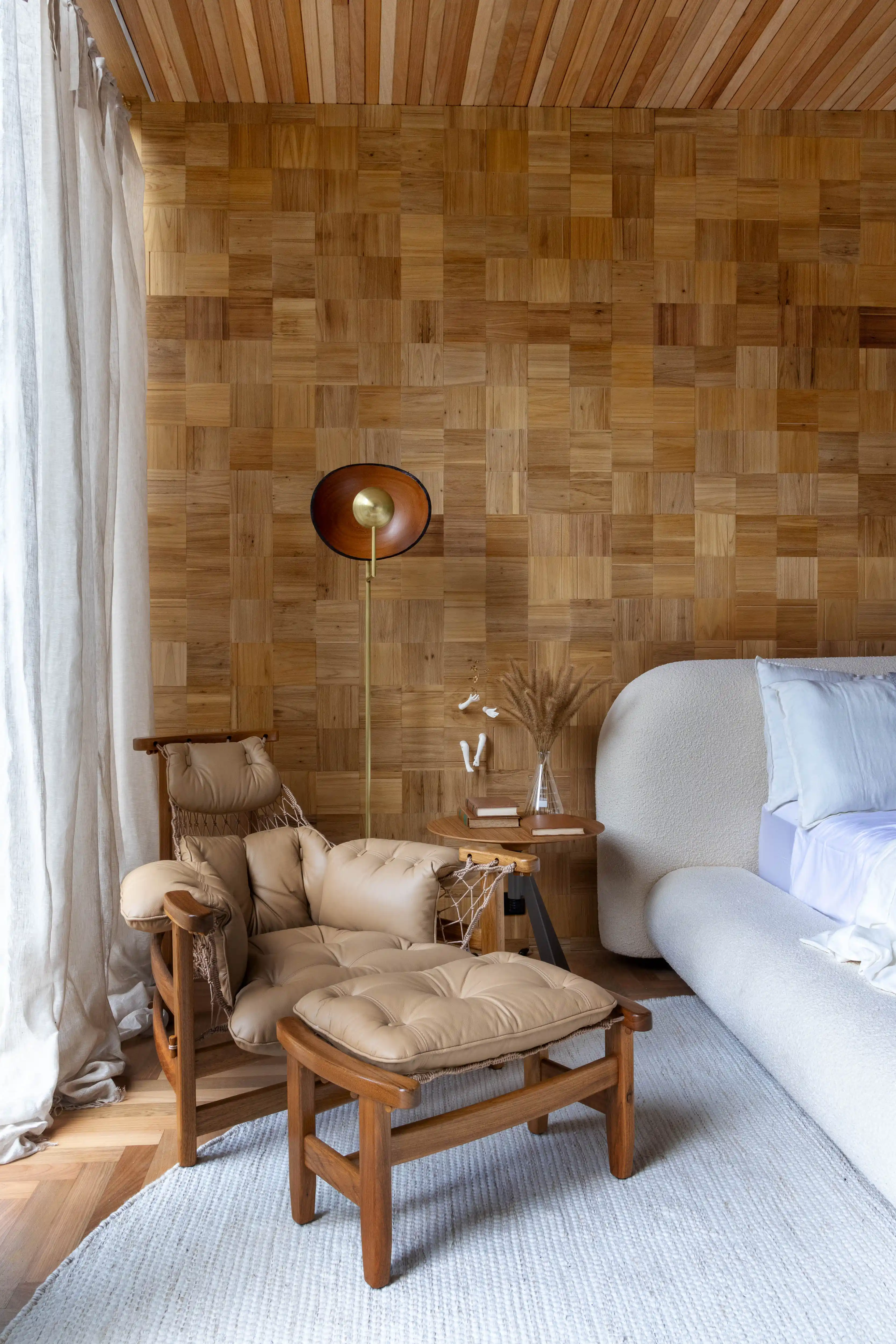 Bangalô de luxo é integrado à natureza e recheado de design brasileiro