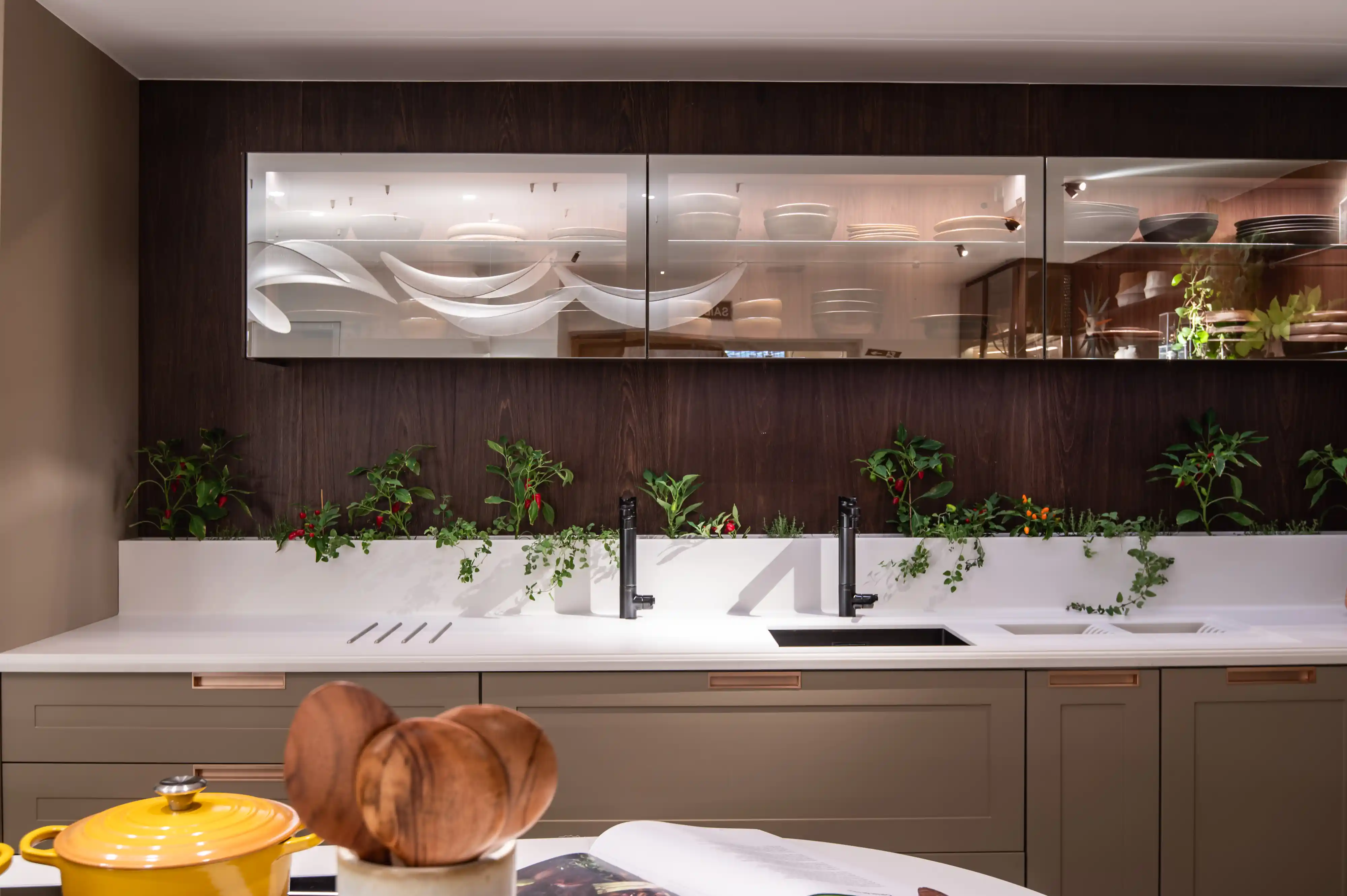 Cozinha com plantas: saiba as espécies ideais e como incorporar ao décor!