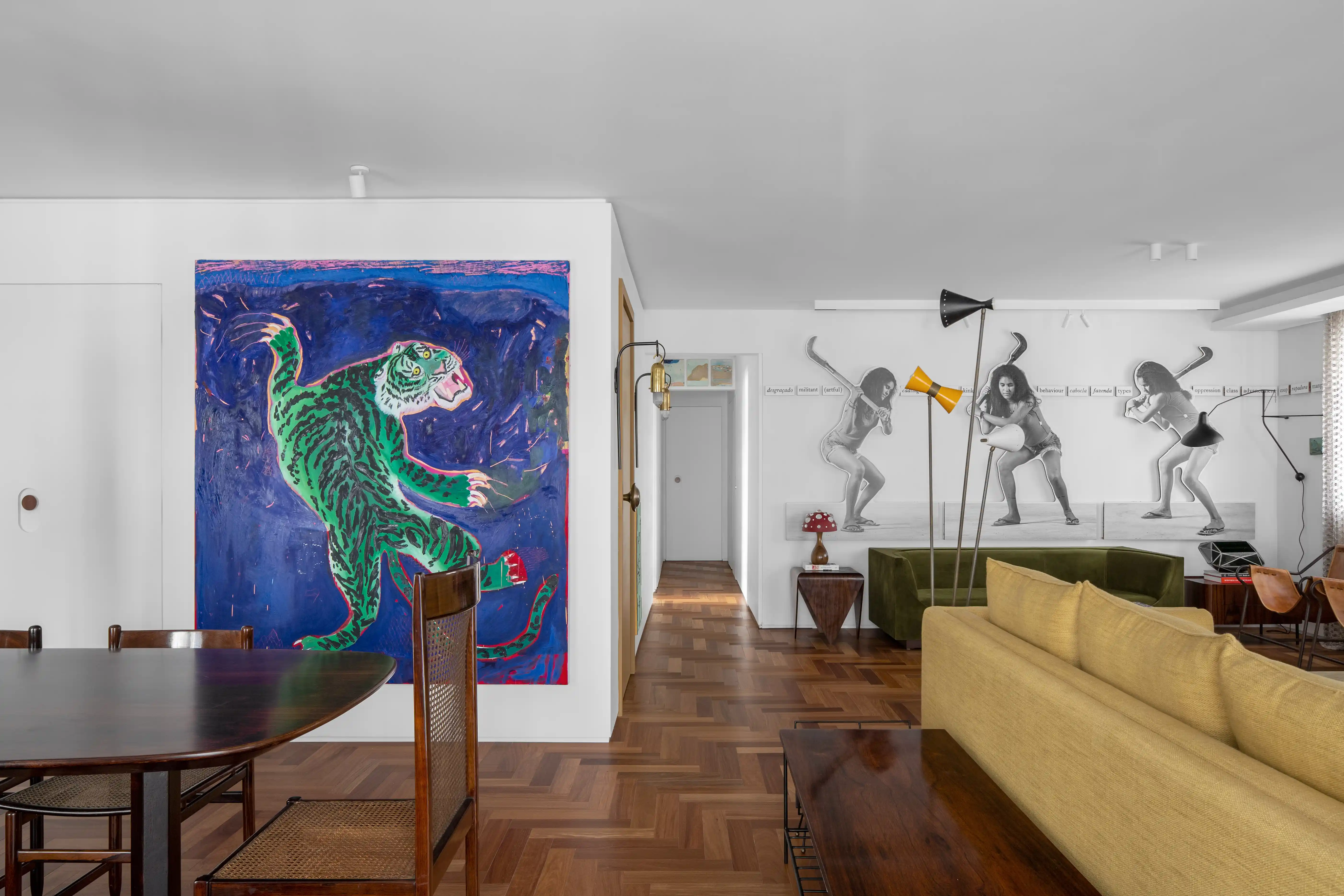 Mobiliário modernista e arte brasileira marcam este apartamento no Jardins