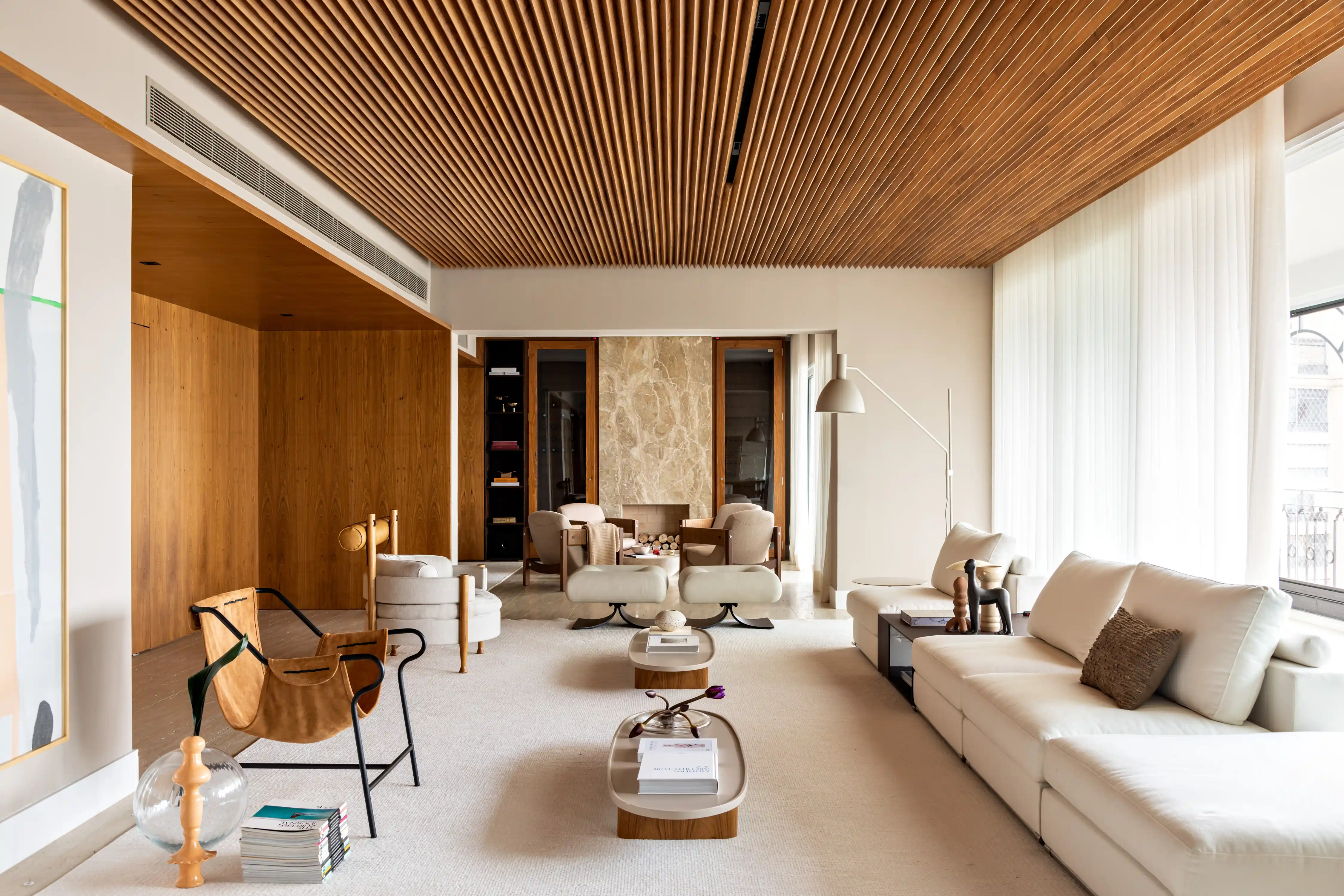 Teto de madeira: 10 projetos com esse acabamento elegante