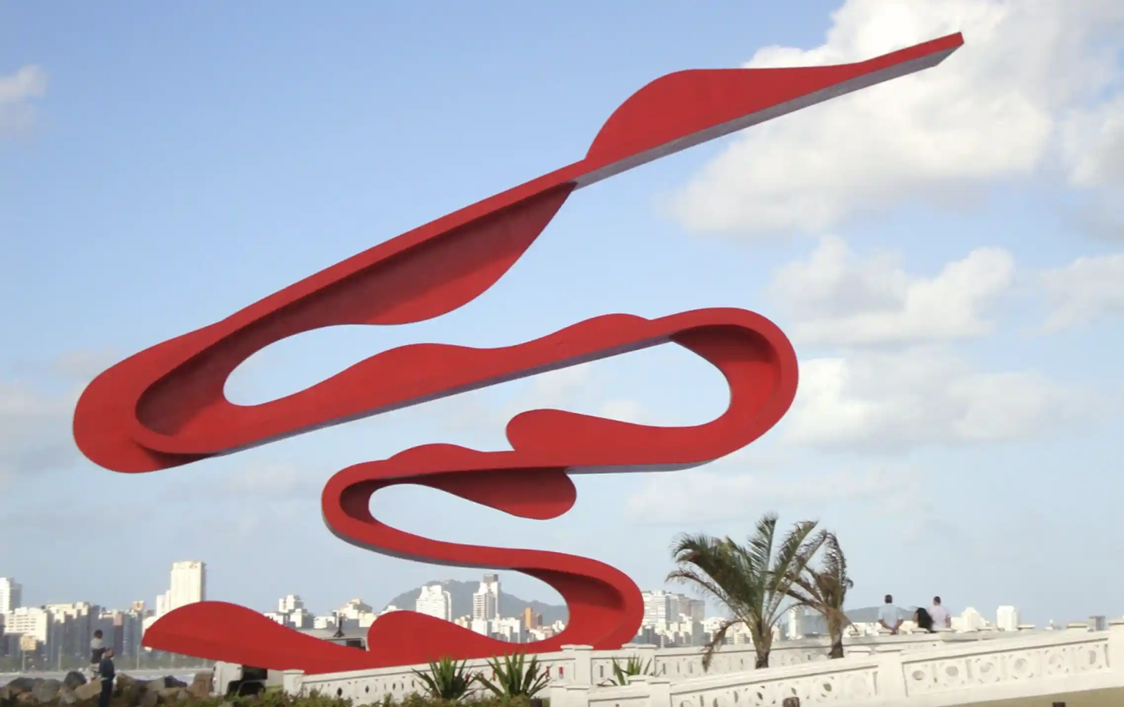 110 anos de Tomie Ohtake: conheça 5 esculturas da artista pelo Brasil!