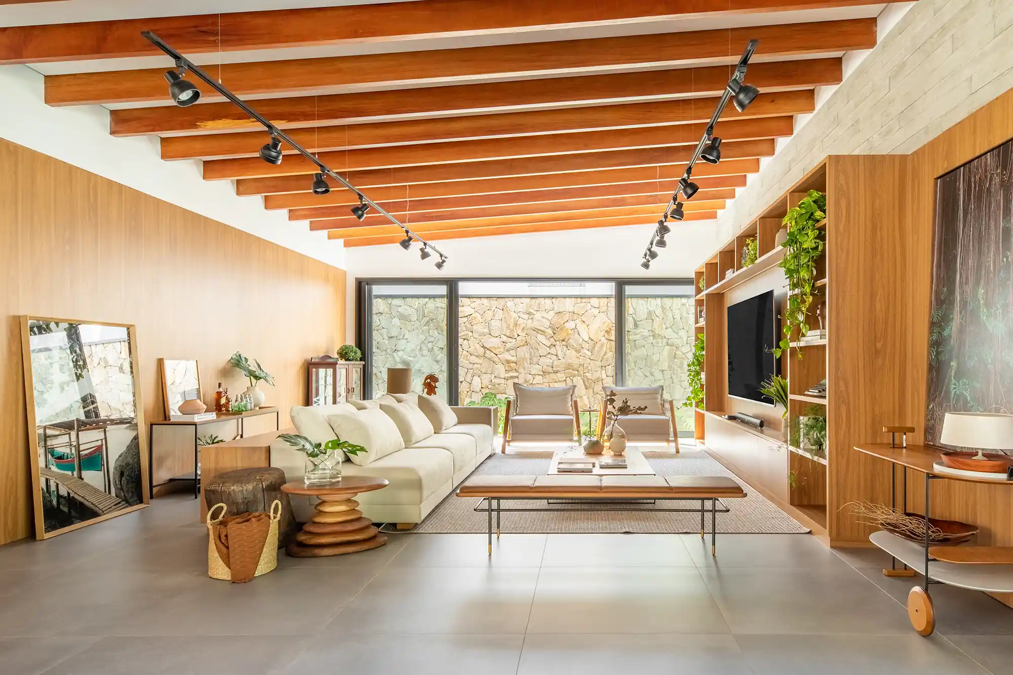 Vigas de madeira no teto: 7 ideias para um visual conectado à natureza