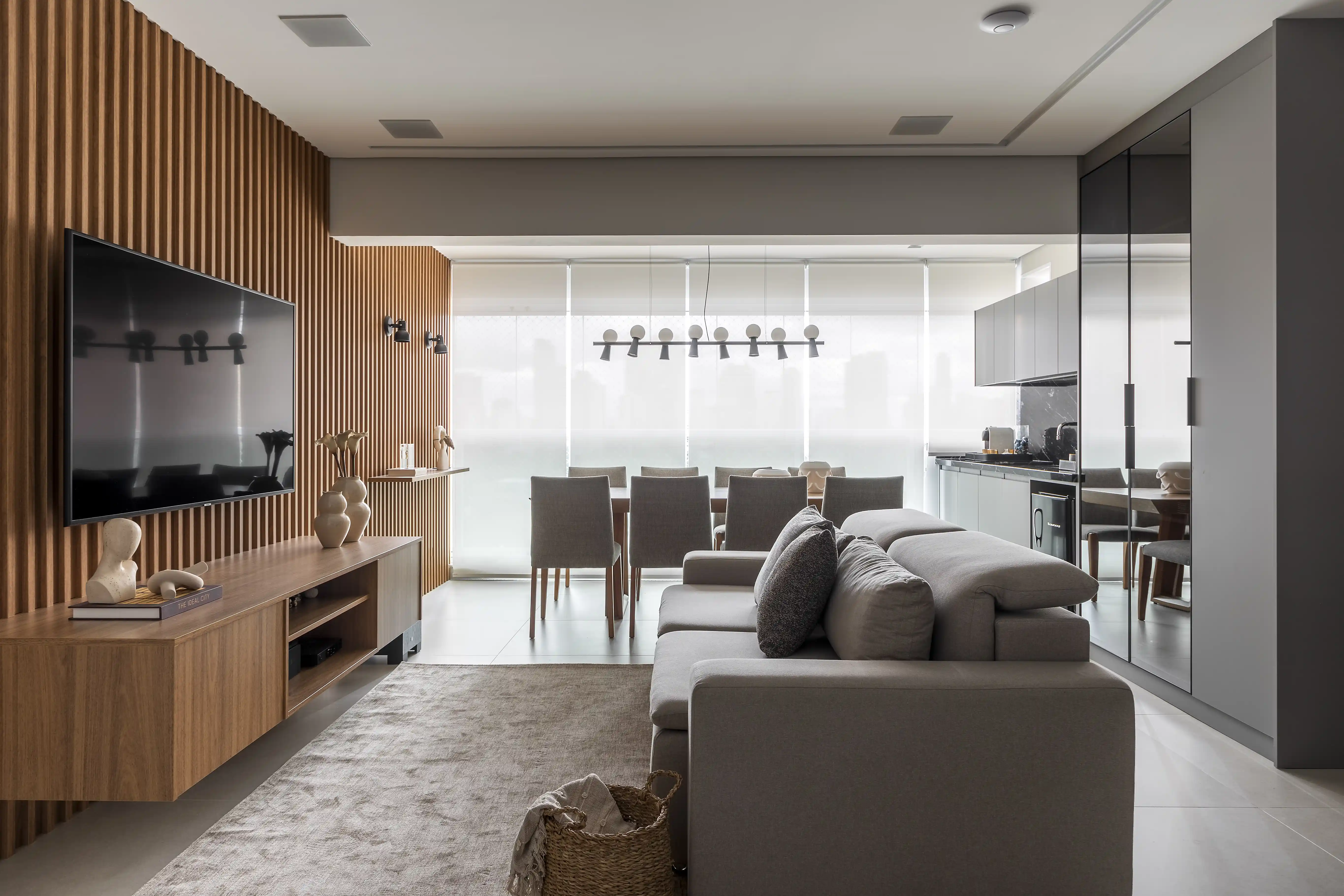 Área social totalmente integrada otimiza espaços neste apê de 85 m²