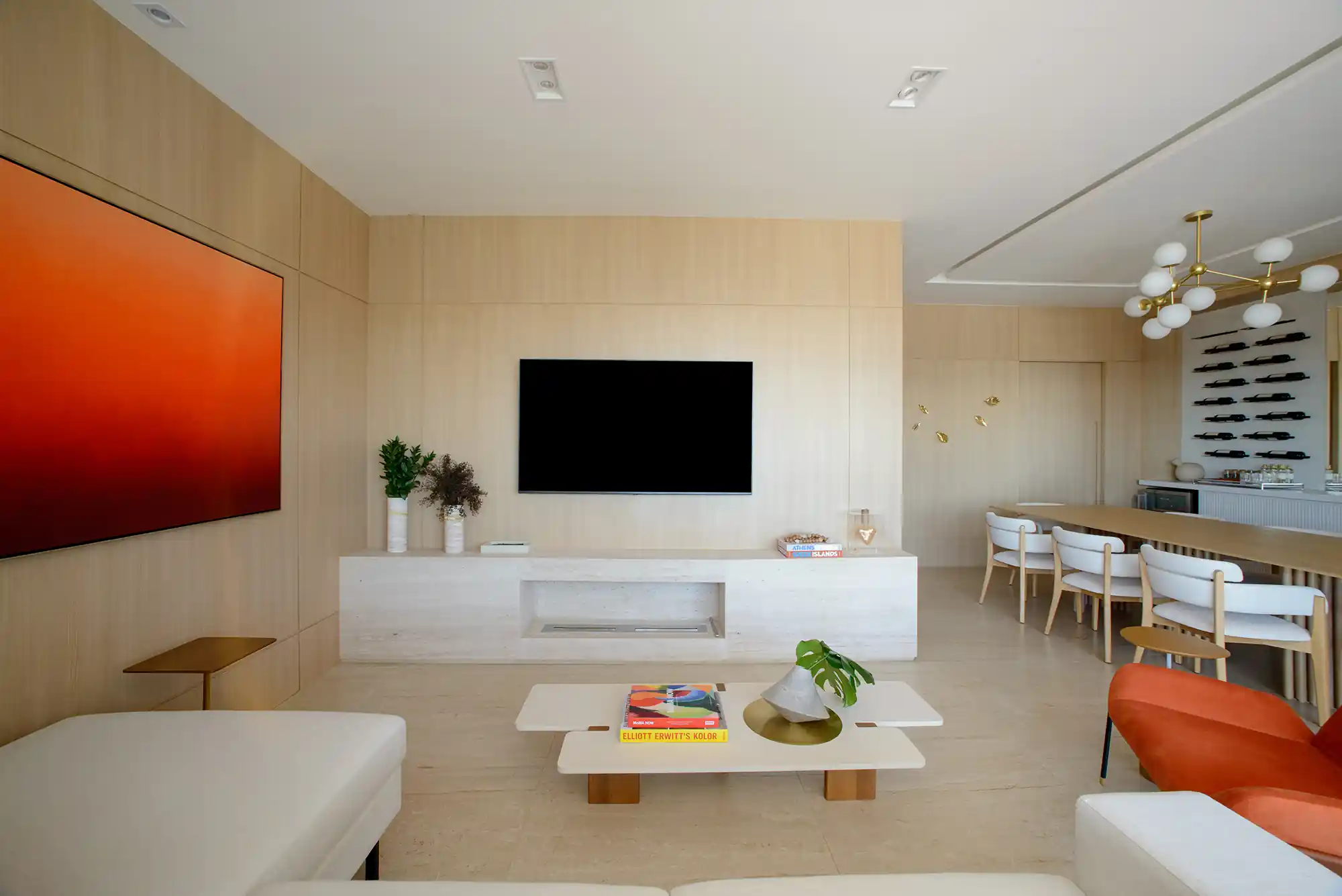 Móveis contemporâneos e paredes amadeiradas marcam apê de 138 m²