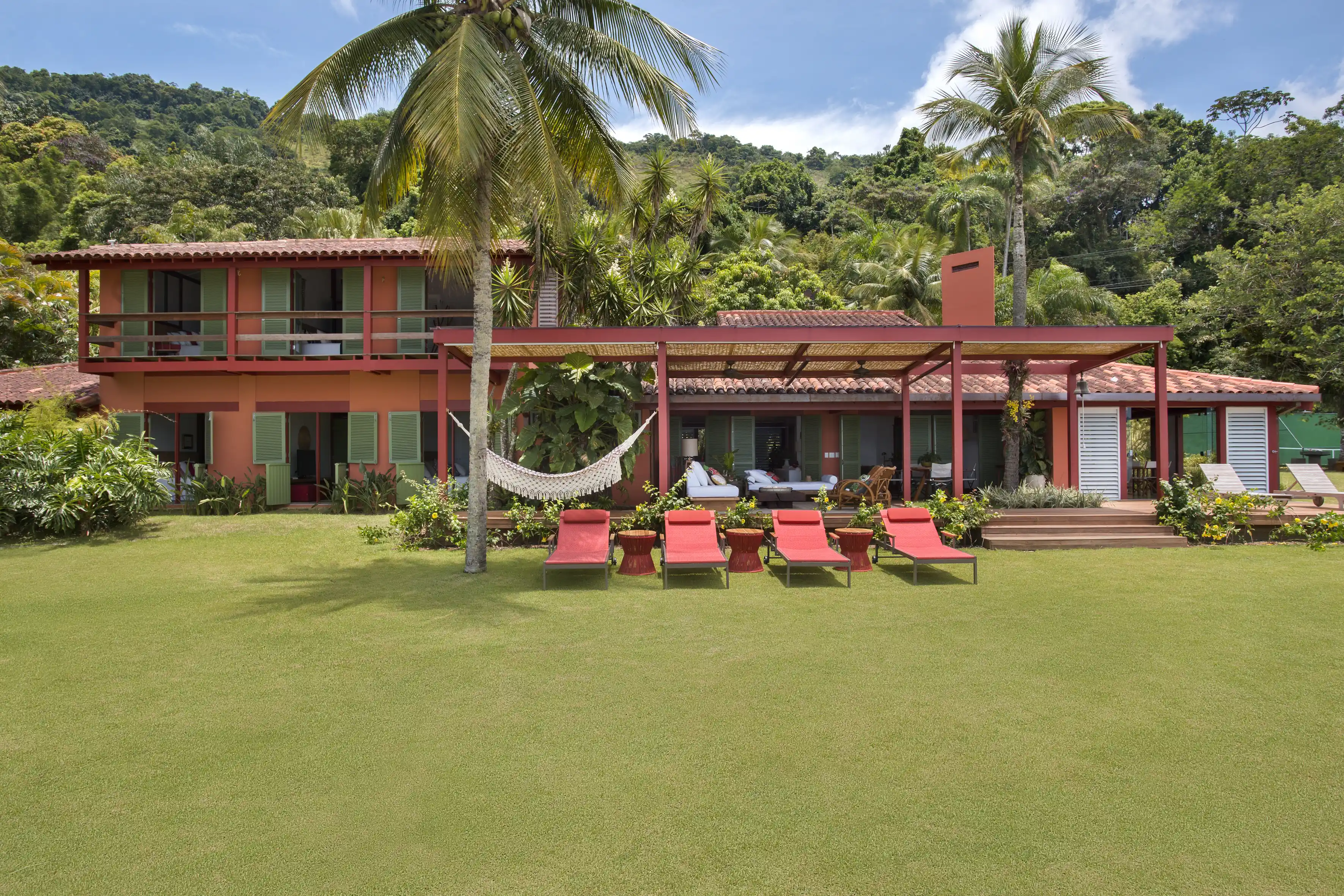 Casa com vista para o mar e nove suítes ganha varanda na reforma