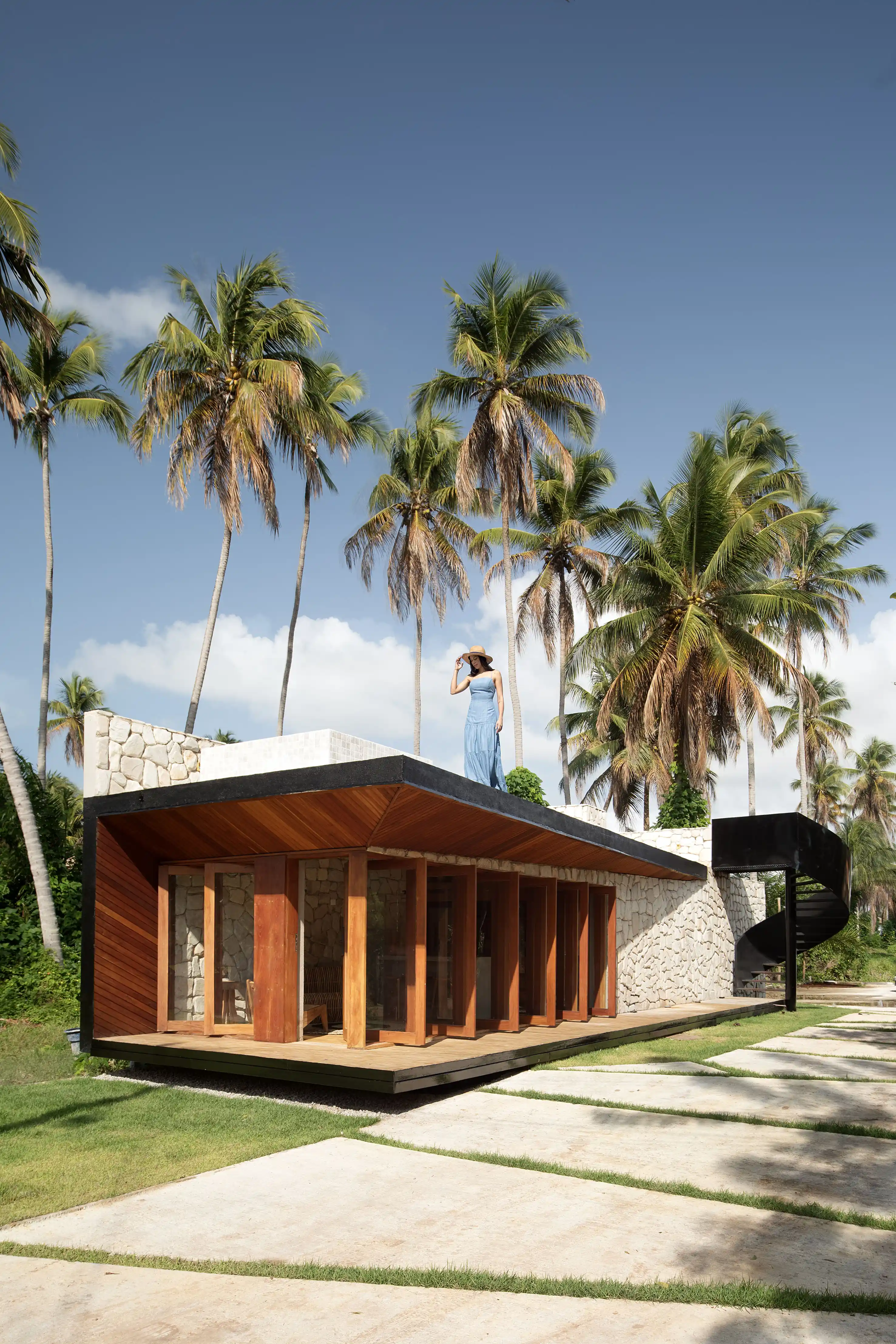 Chalé em praia paradisíaca alagoana tem brises giratórios na fachada