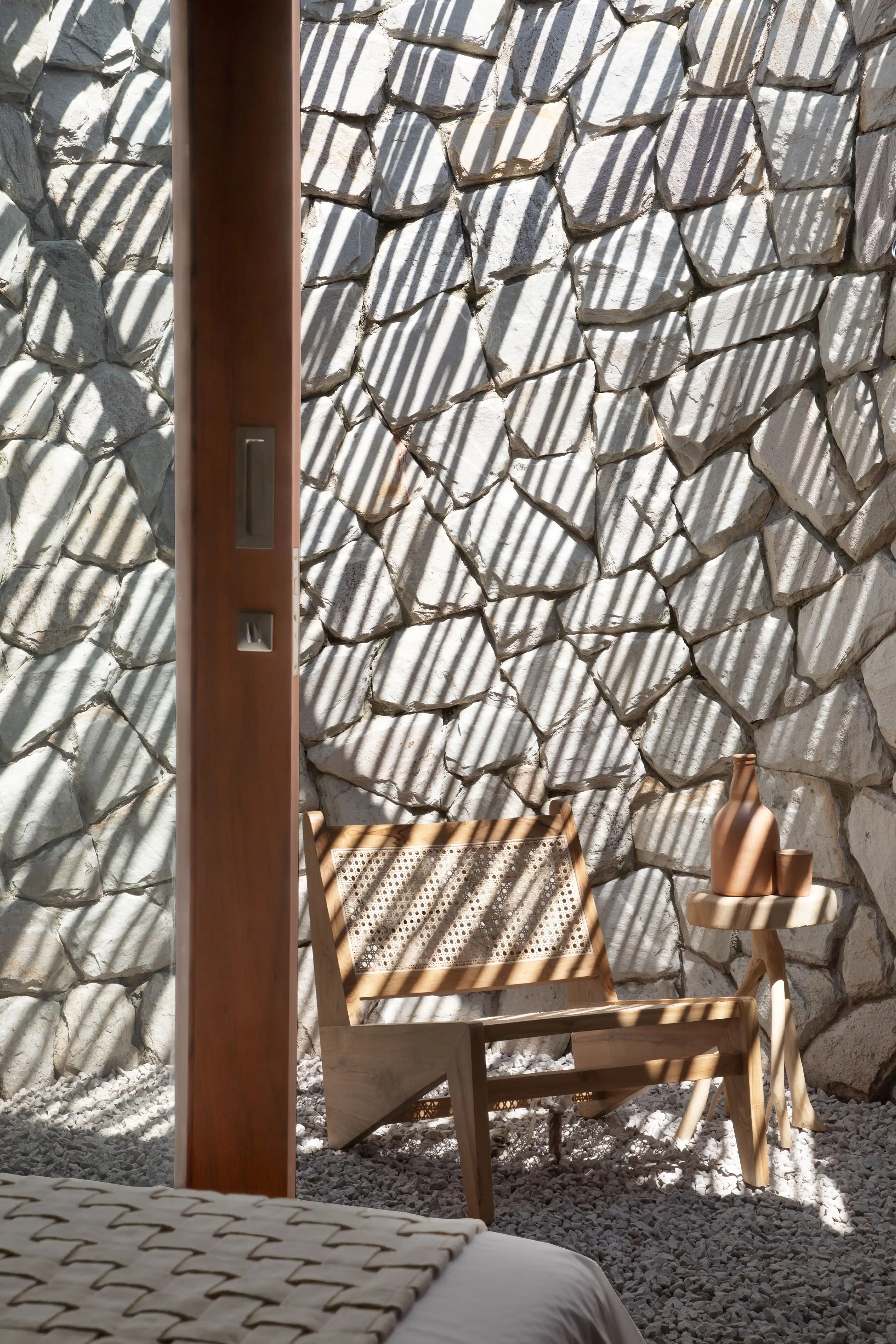 Chalé em praia paradisíaca alagoana tem brises giratórios na fachada