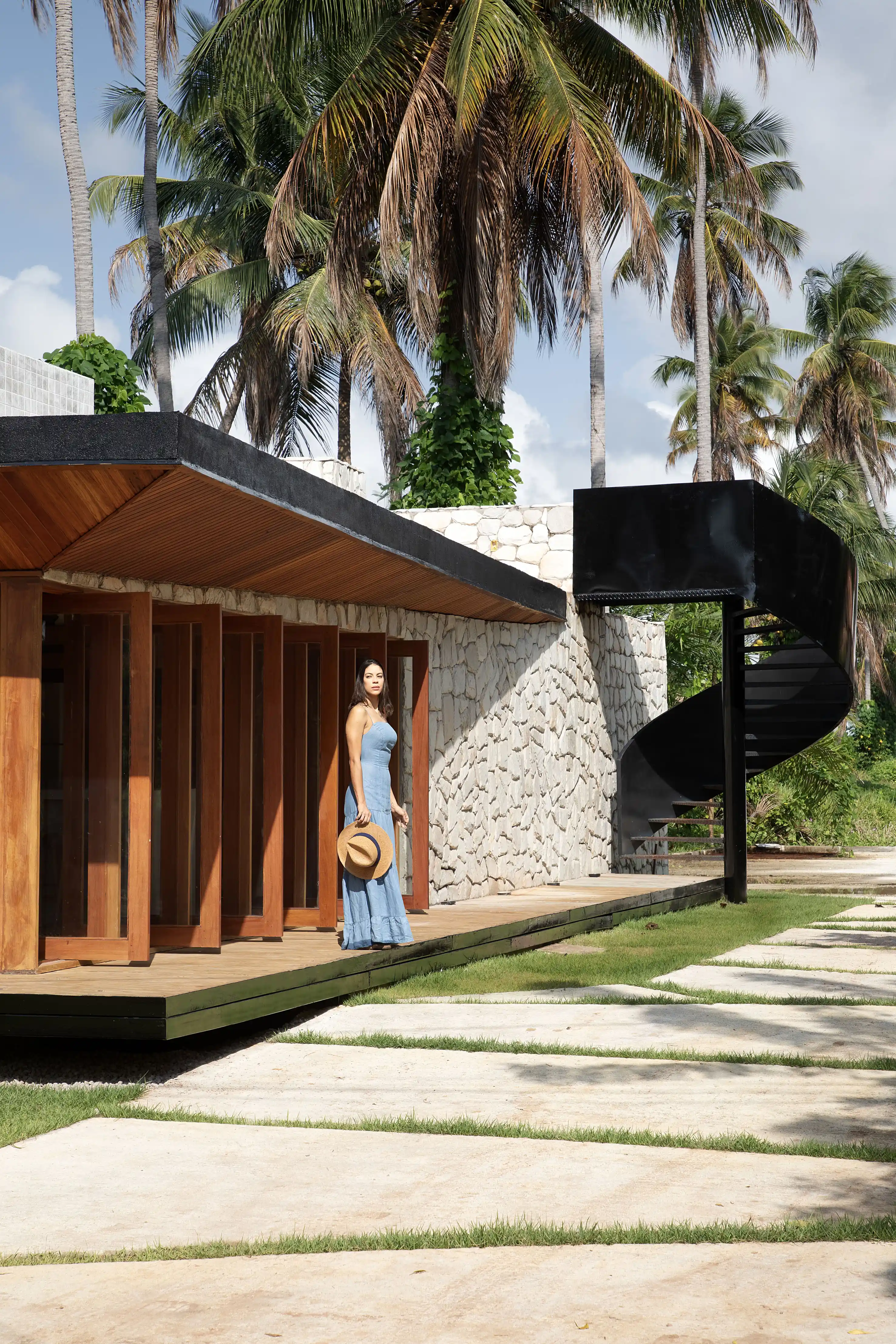 Chalé em praia paradisíaca alagoana tem brises giratórios na fachada