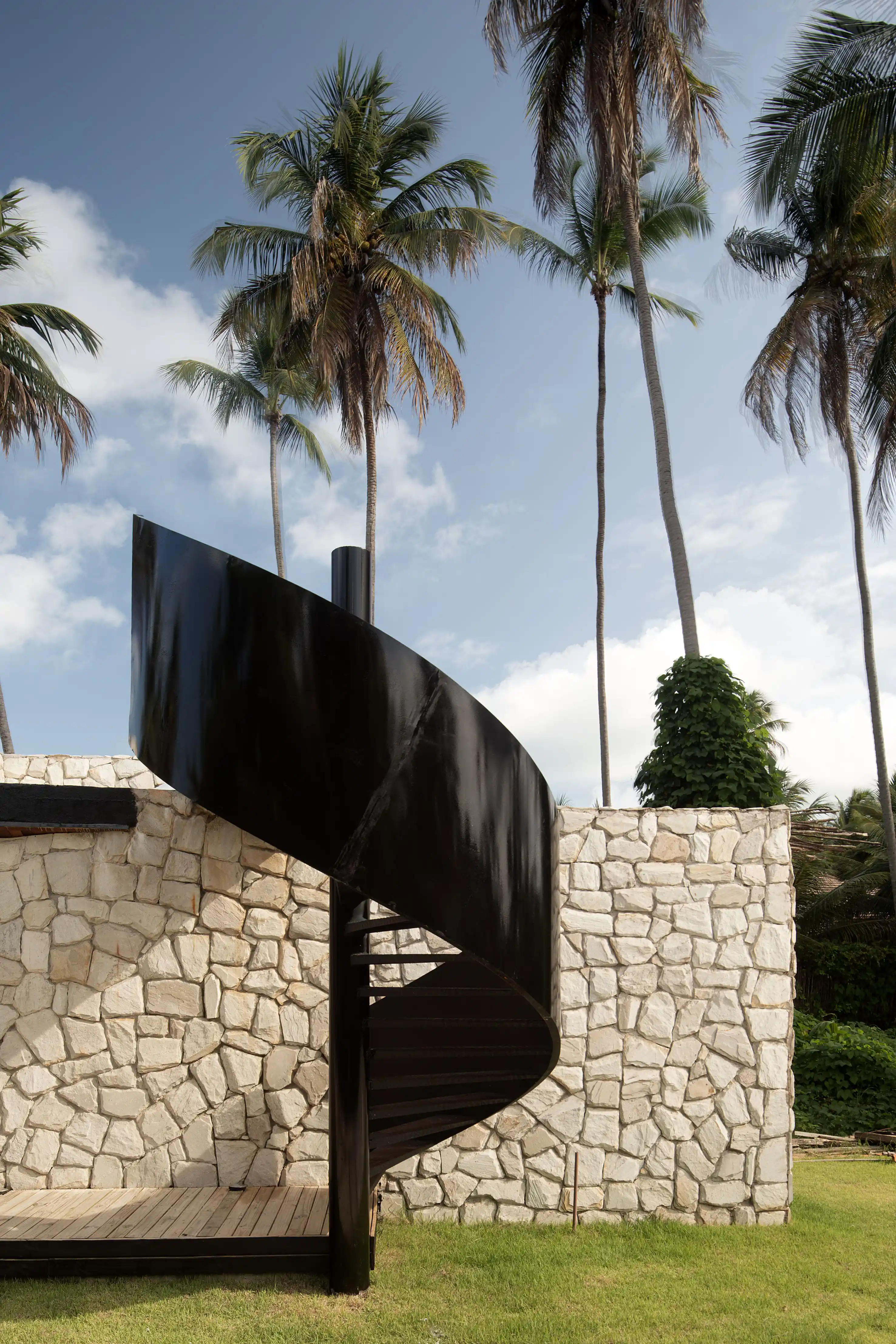 Chalé em praia paradisíaca alagoana tem brises giratórios na fachada