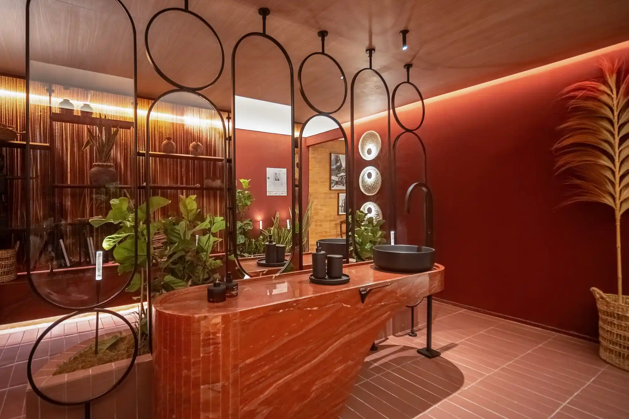 Gabriel Rosa se inspira na tribo Himbu para criar o Lavabo Terra Sagrada