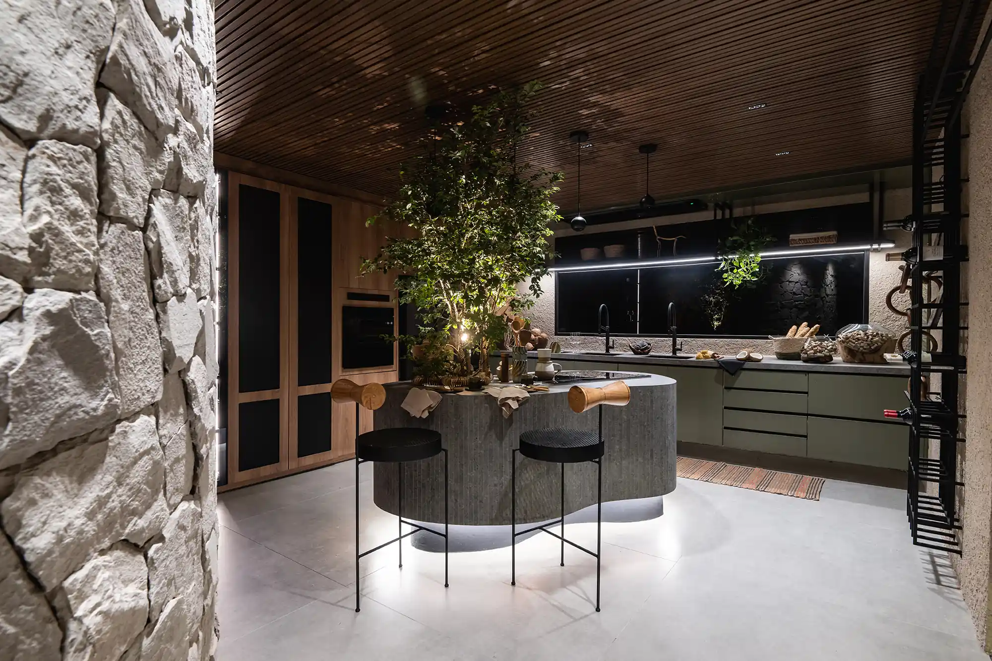 18 cozinhas escuras evocam elegância e personalidade no coração da casa