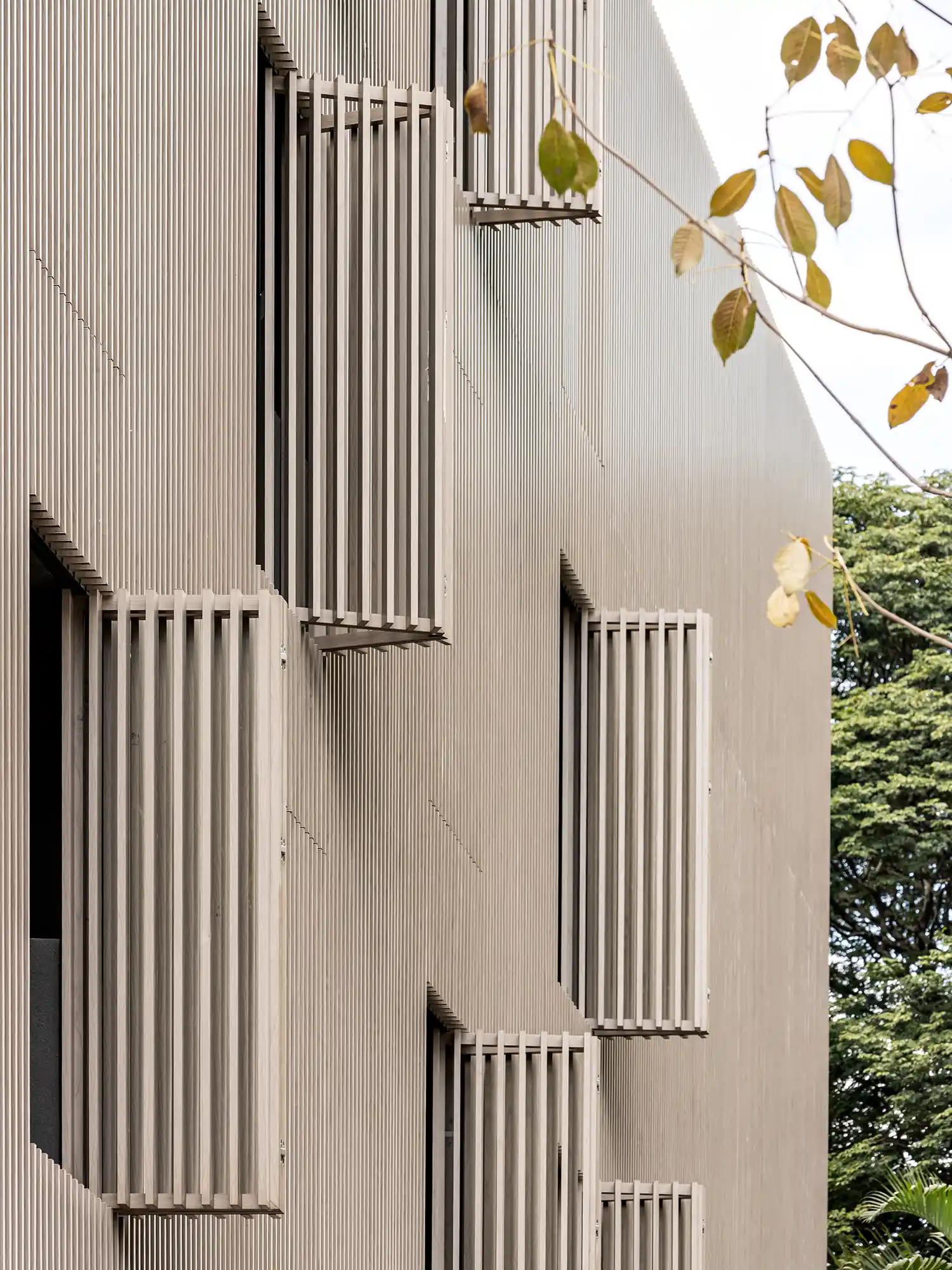 6 tipos de brises para controlar a luz e valorizar a fachada