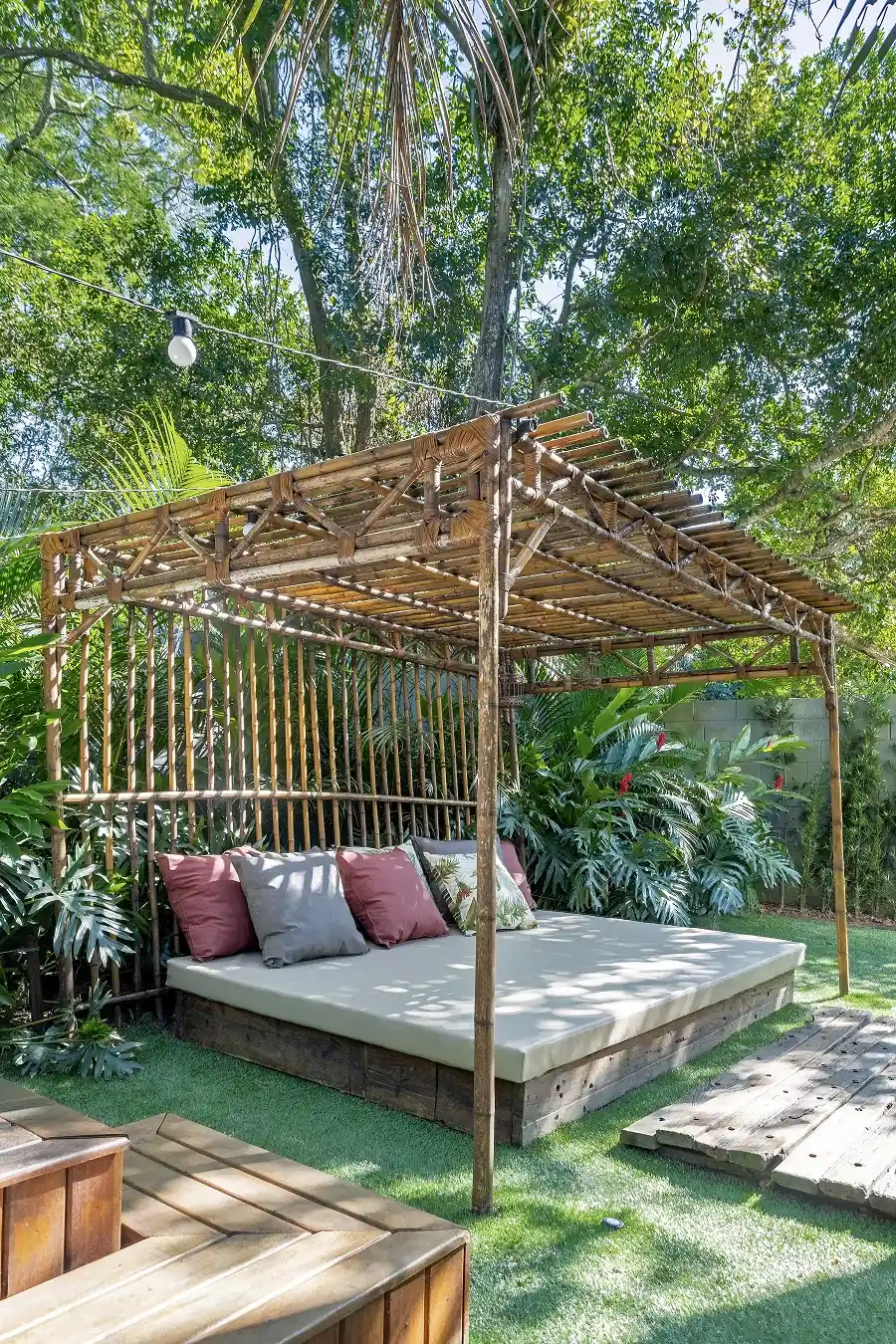 Lívia Quintella assina casa com pergolado de bambu e área com futons