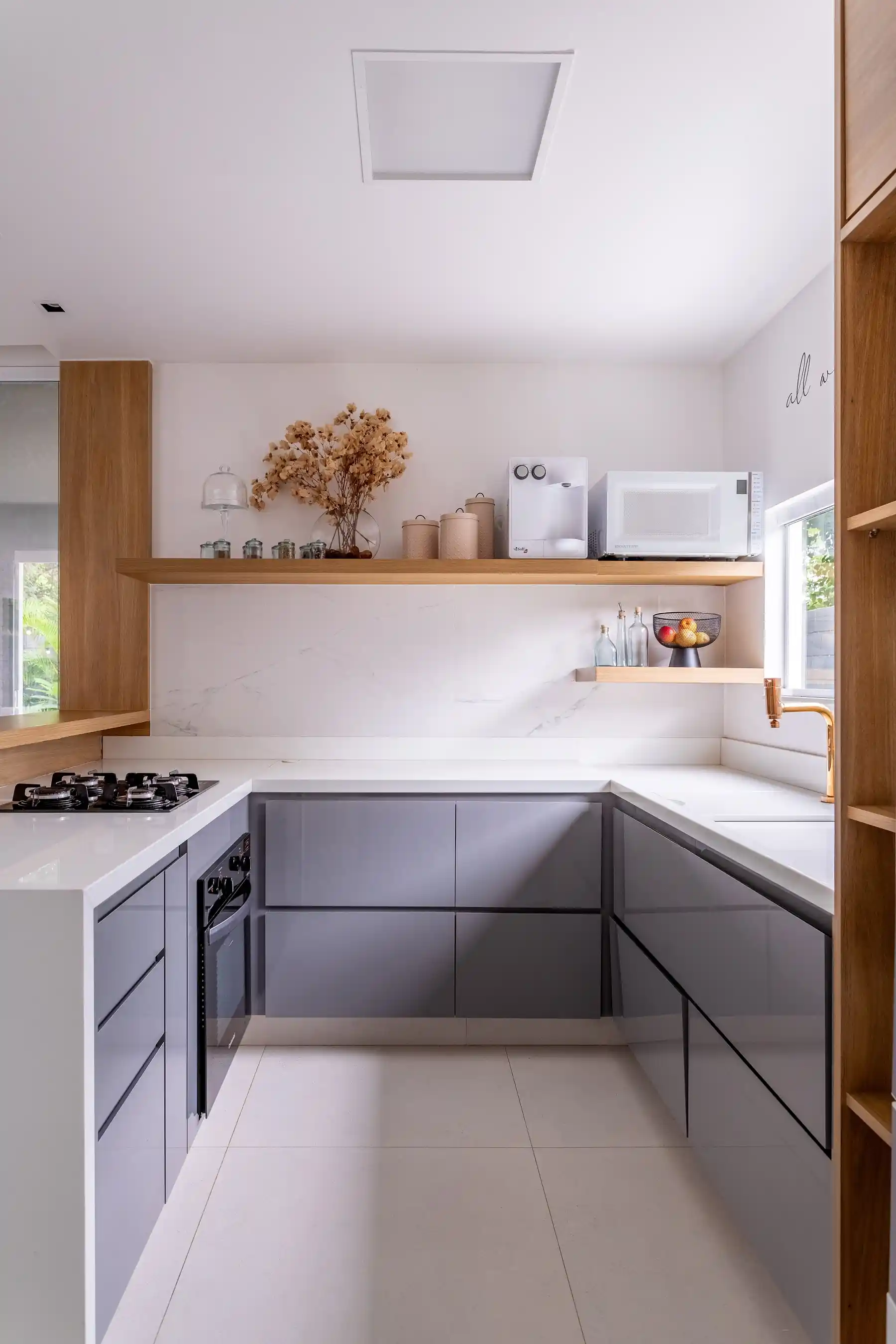 Lívia Quintella assina casa com pergolado de bambu e área com futons