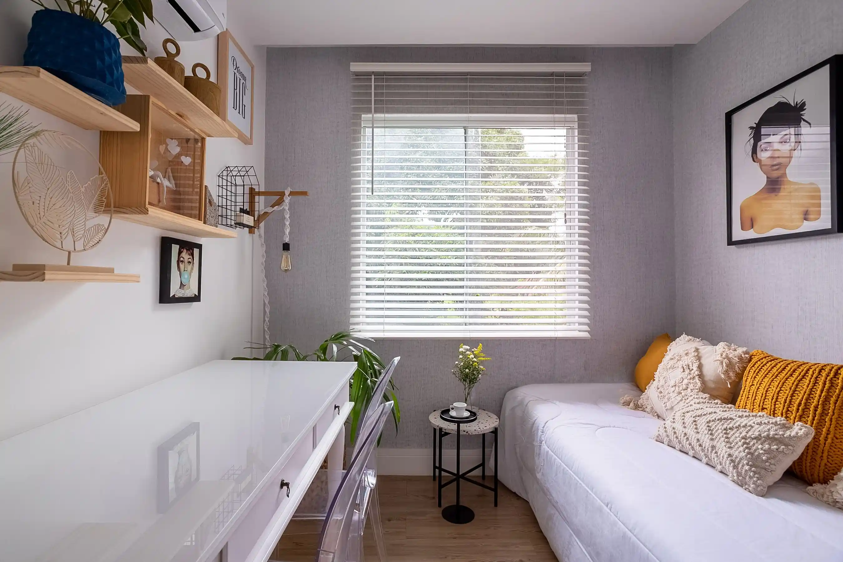 Lívia Quintella assina casa com pergolado de bambu e área com futons