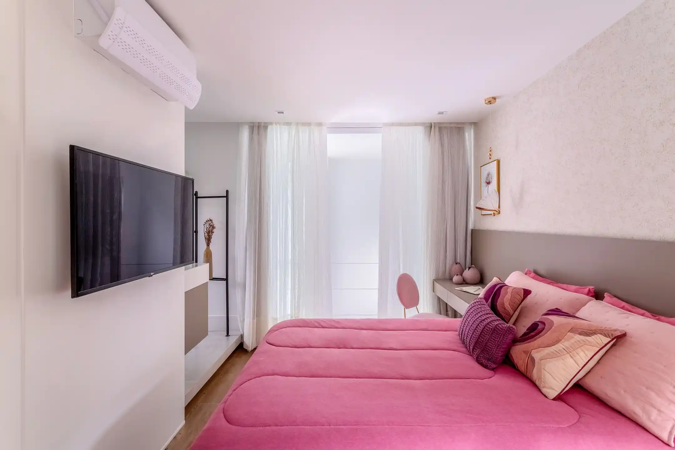 Lívia Quintella assina casa com pergolado de bambu e área com futons