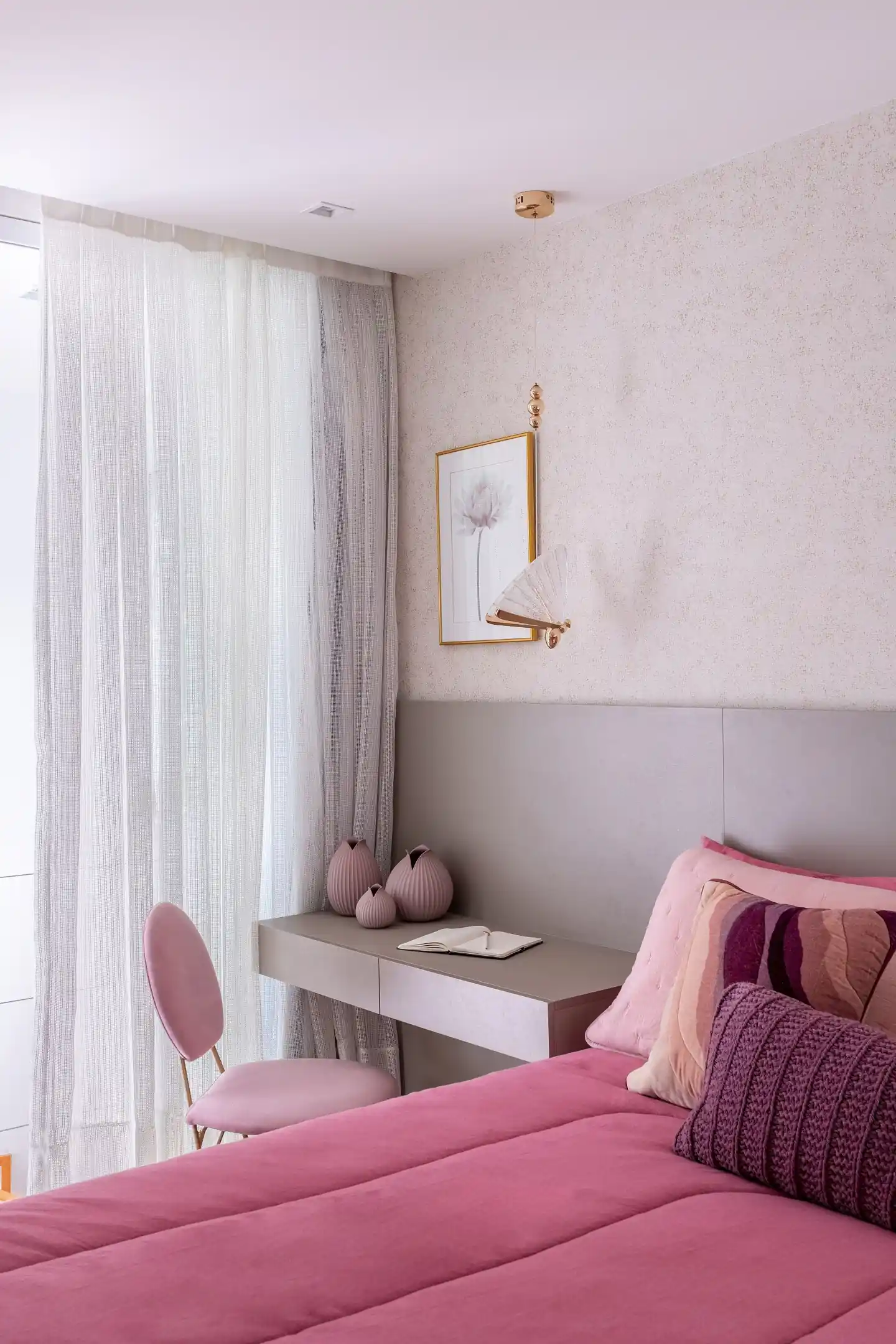 Lívia Quintella assina casa com pergolado de bambu e área com futons