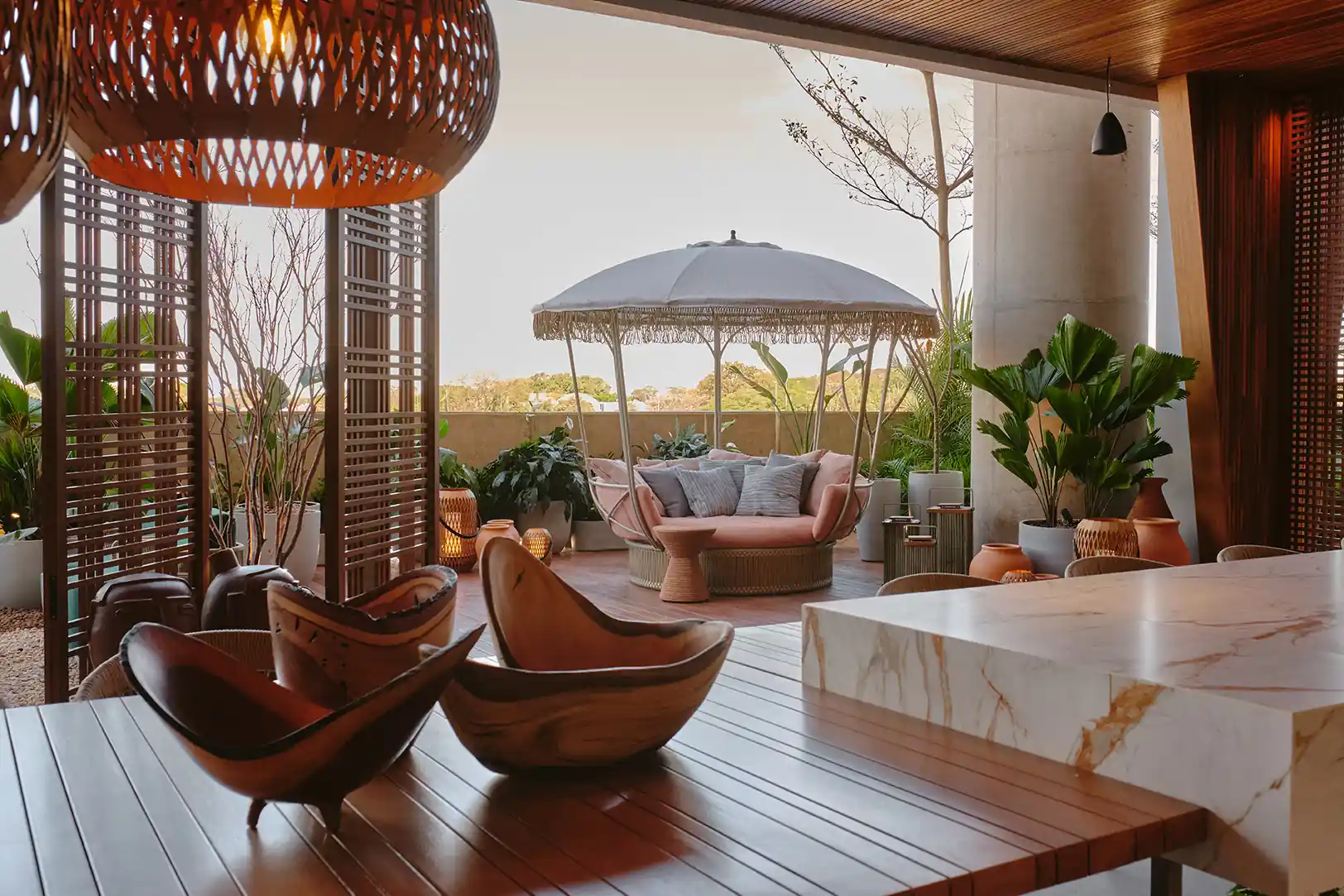 Treliças: veja 12 projetos da CASACOR 2024 que incorporam o recurso