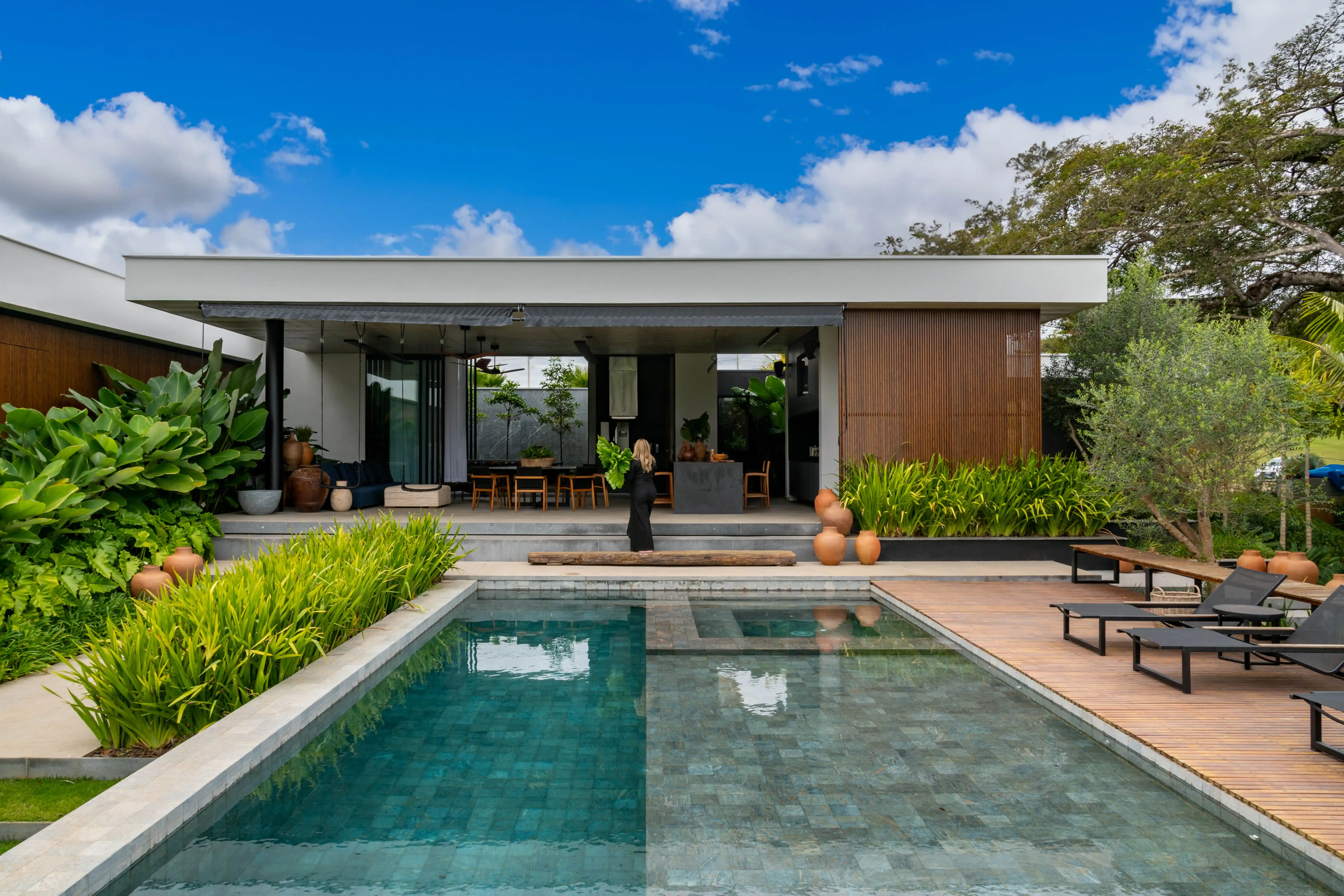 10 amazing ideas for landscaping around pools