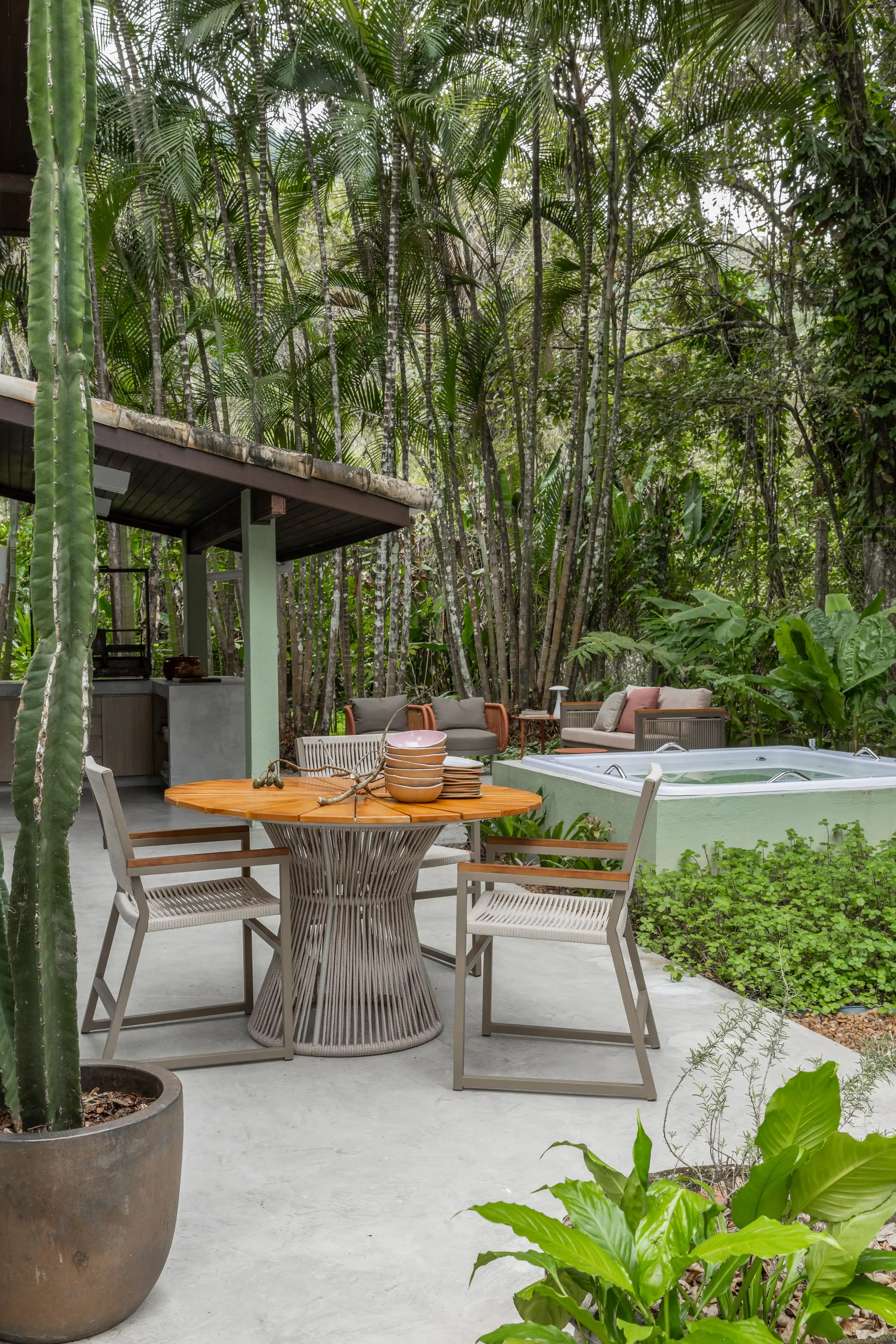 Casa de praia repleta de plantas se integra à mata nativa