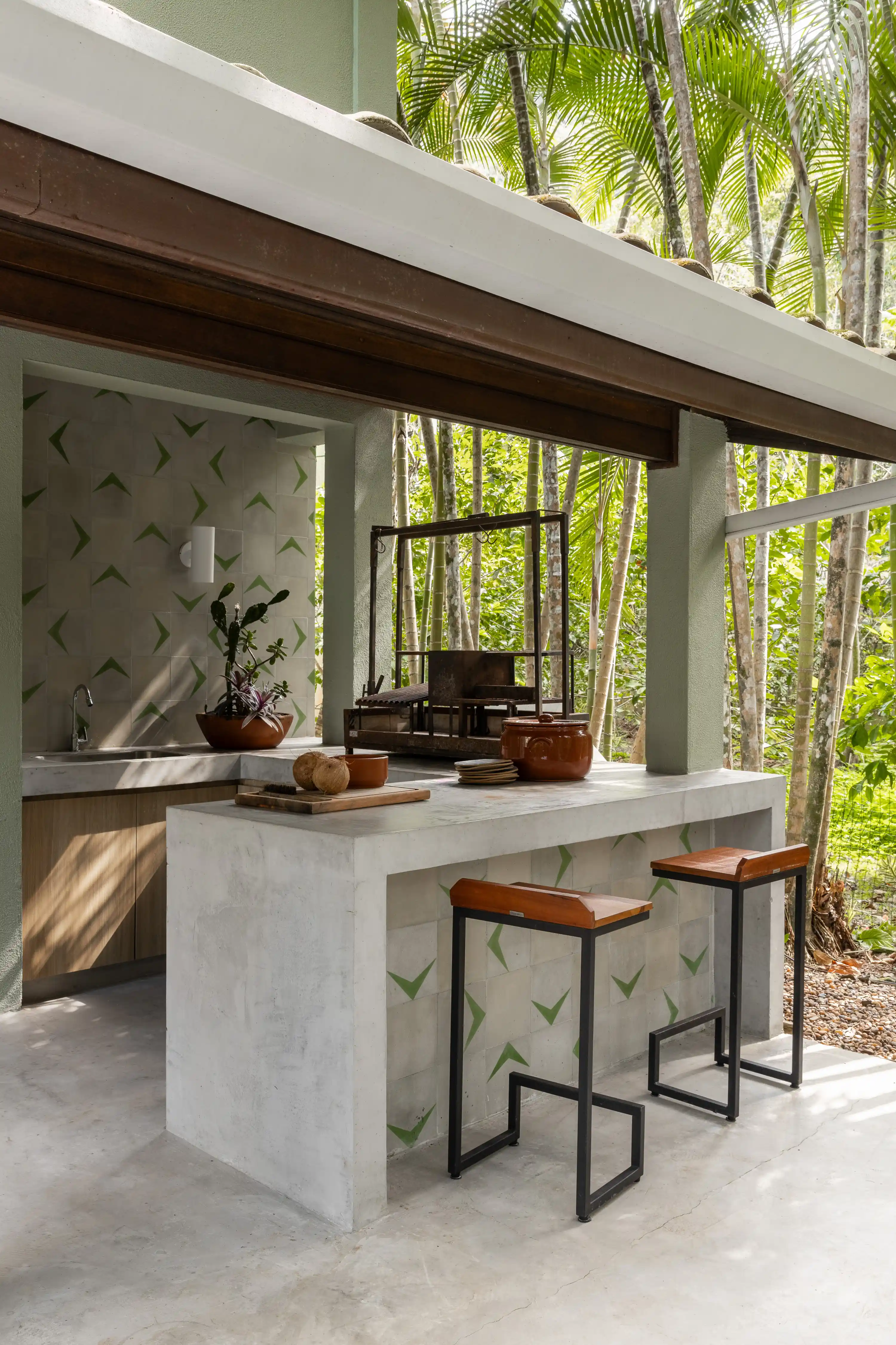 Casa de praia repleta de plantas se integra à mata nativa