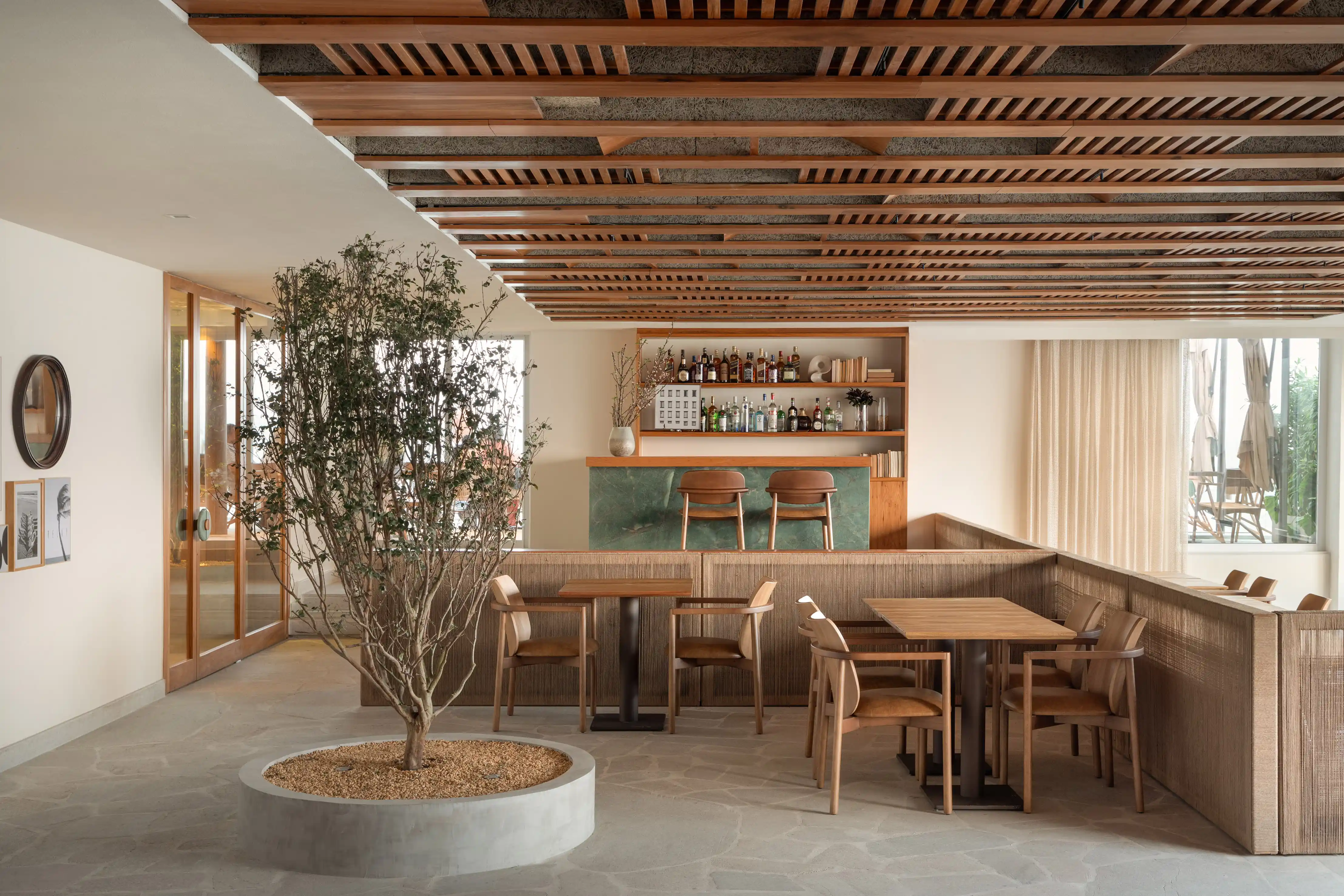 Teto de madeira: 10 projetos com esse acabamento elegante