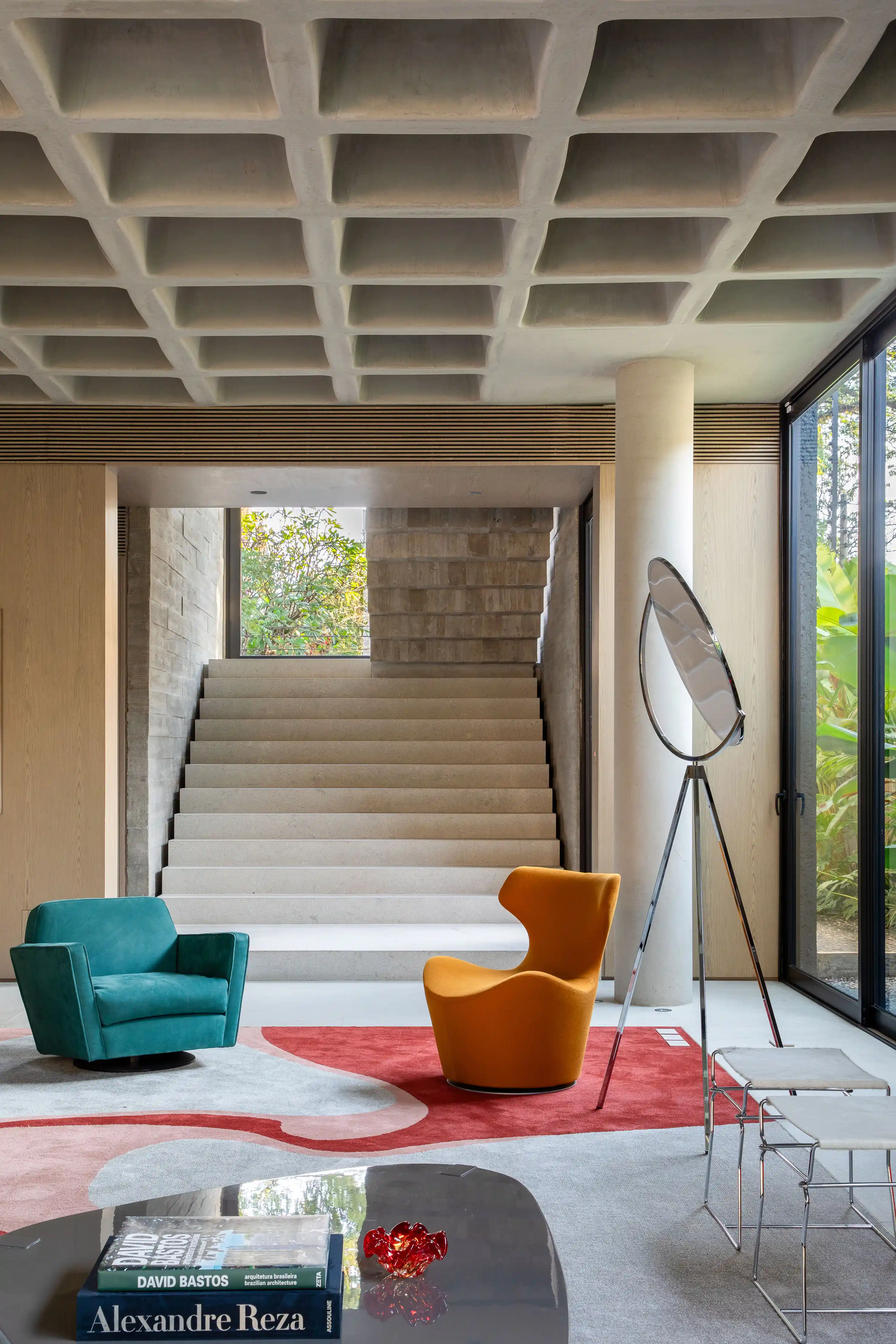 Casa de concreto armado ganha vida com vegetação