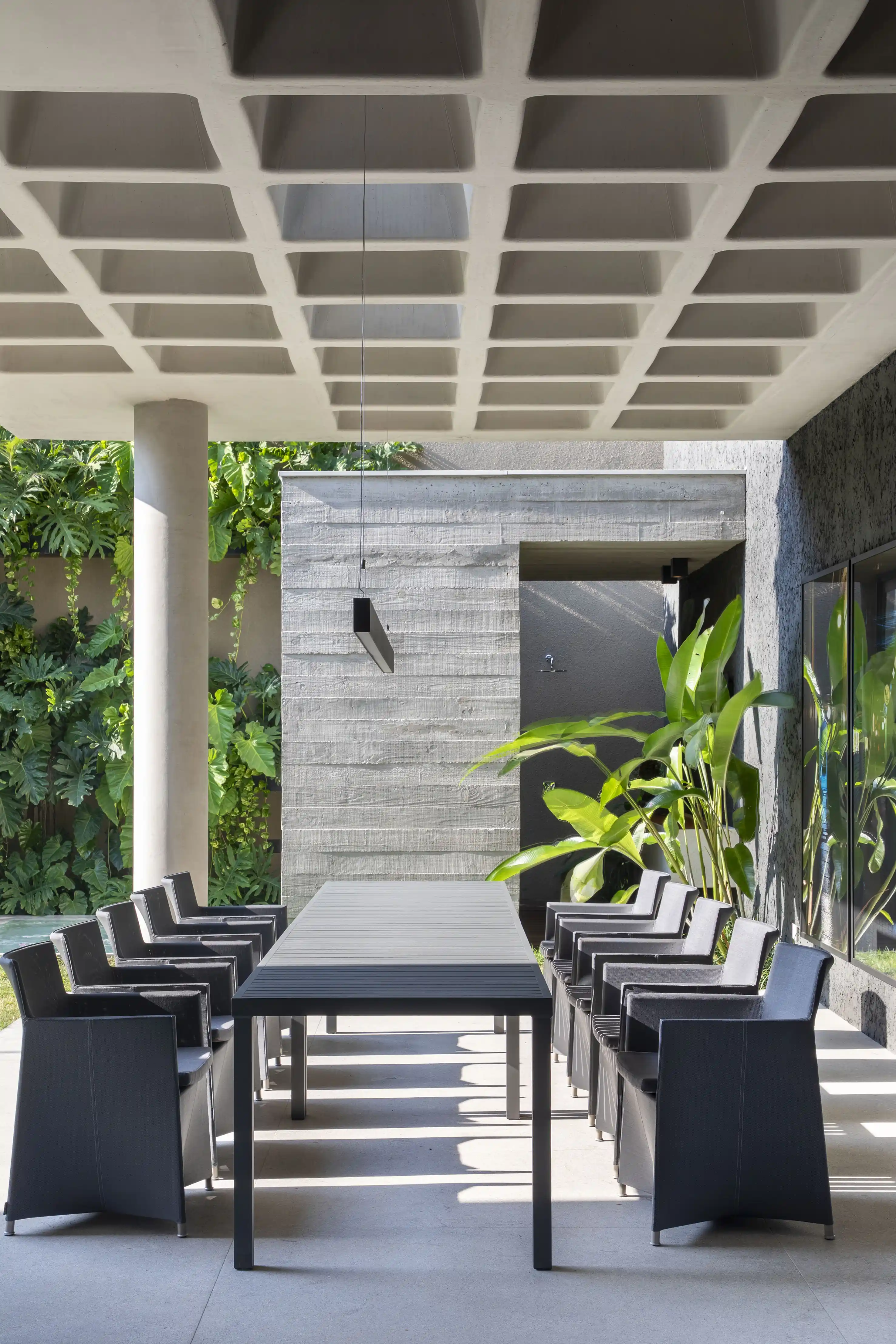 Casa de concreto armado ganha vida com vegetação