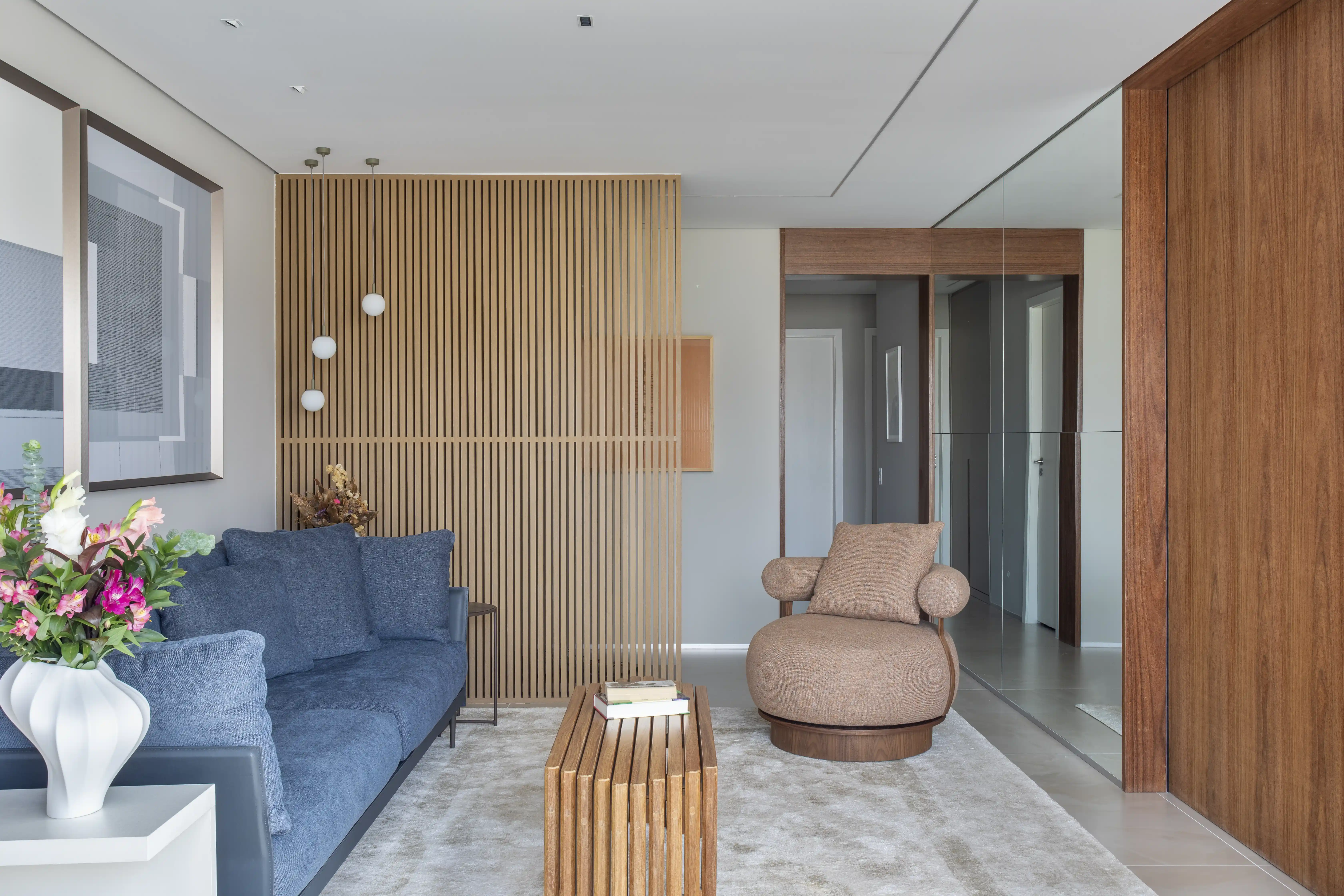 5 ideias de painel ripado que transformam a sala de estar